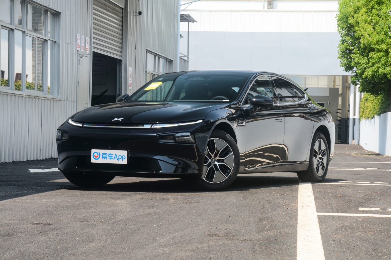 【小鹏P7P7i 702 后驱Pro侧前45度车头向左水平图片-汽车图片大全】-易车