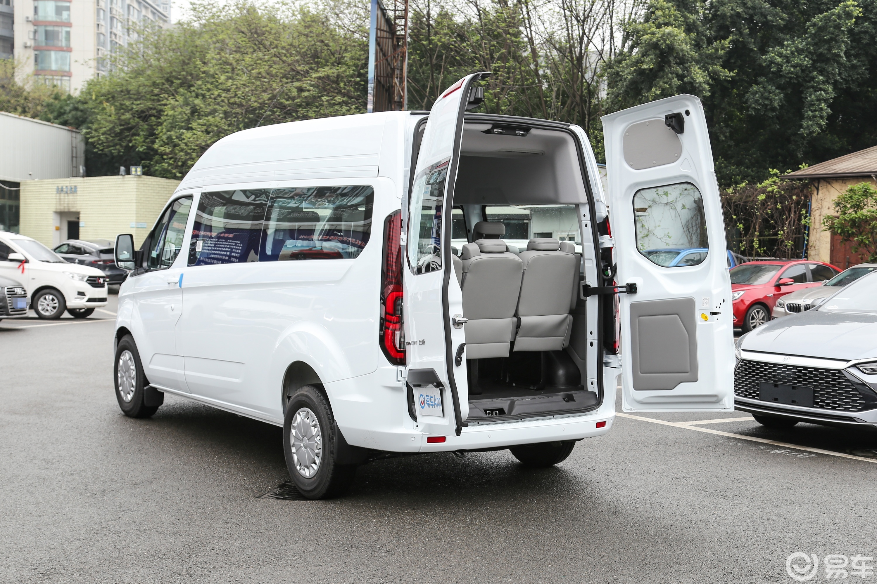 【全顺2.0T 自动商旅型中轴中顶 7/8/9座 柴油空间图片-汽车图片大全】-易车