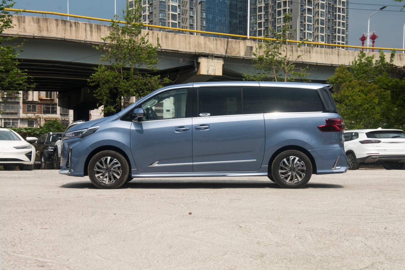 【大通G20PLUS 2.0T 自动尊雅版 汽油正侧车头向左水平图片-汽车图片大全】-易车