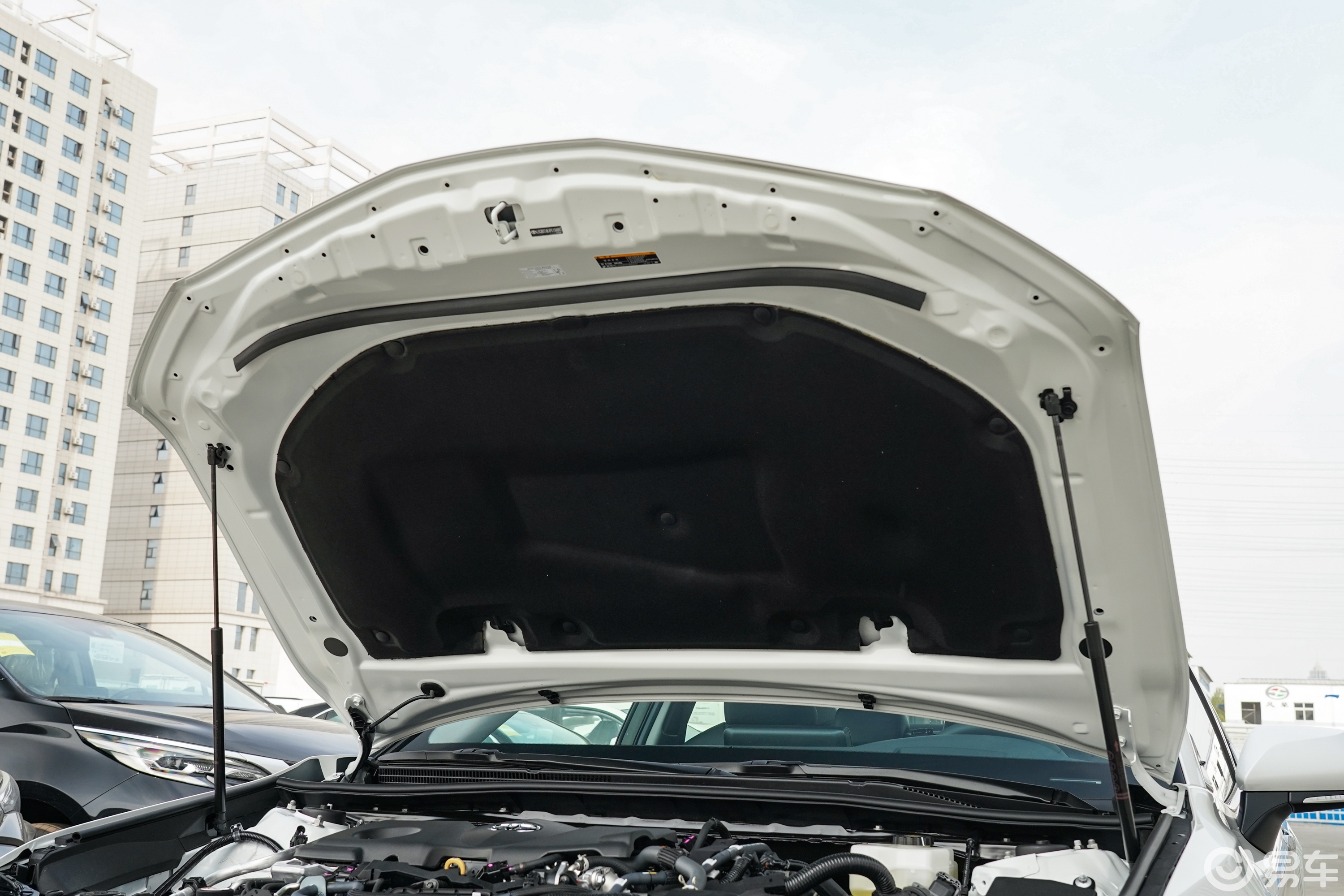 【凯美瑞双擎 2.5HG 豪华版发动机舱盖内侧图片-汽车图片大全】-易车