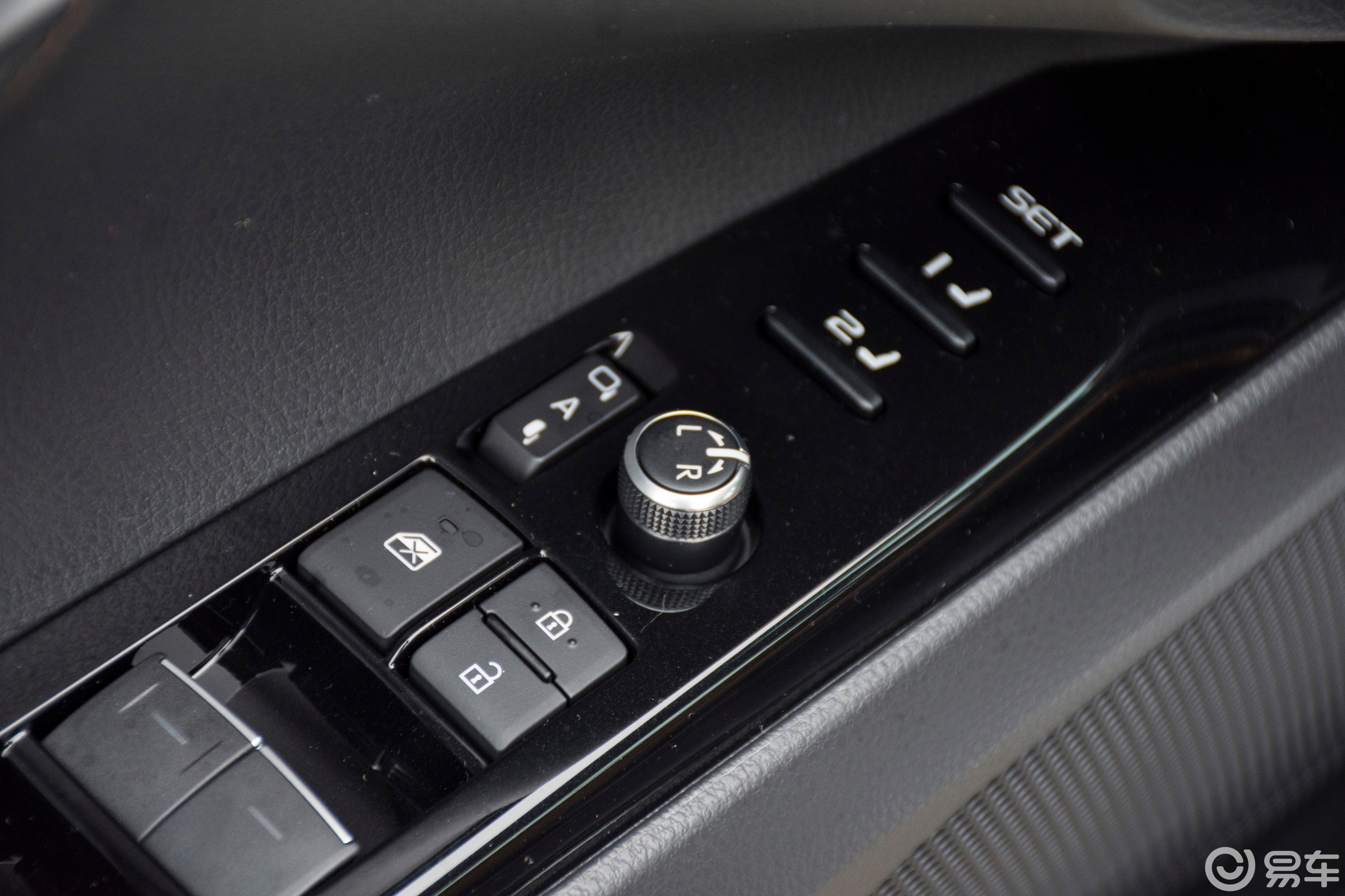 【凯美瑞2.5Q 旗舰版后视镜调节键图片-汽车图片大全】-易车