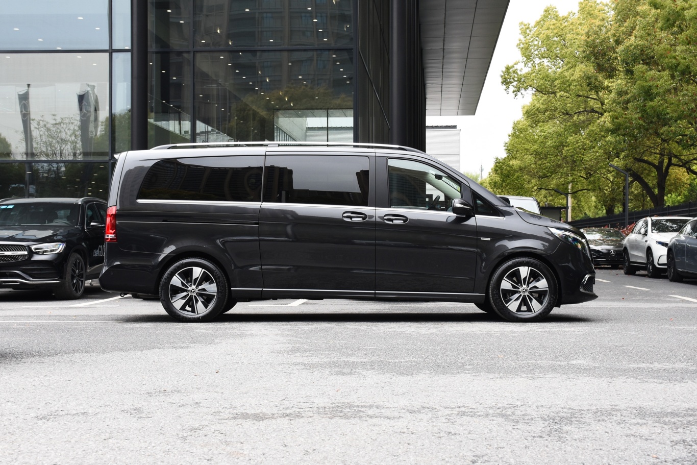 【奔驰V级V 260 L 尊贵版正侧车头向右水平图片-汽车图片大全】-易车