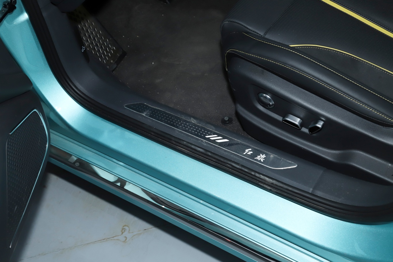 【红旗H62.0T 致臻版前排迎宾踏板图片-汽车图片大全】-易车