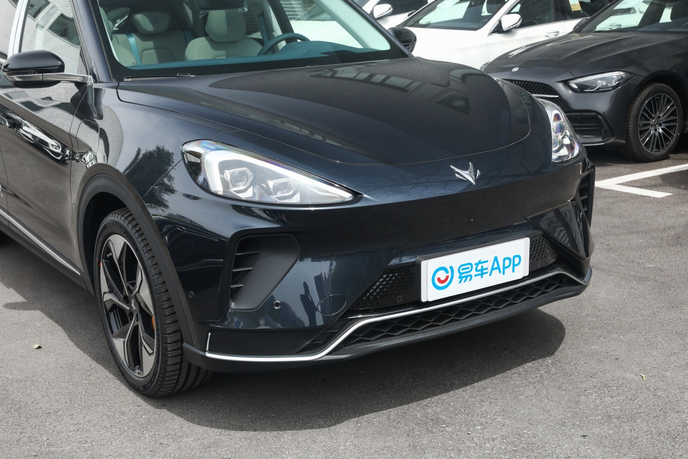 【极狐 阿尔法T653S+ 小王子联名版 电机160kW前格栅侧俯拍图片-汽车图片大全】-易车