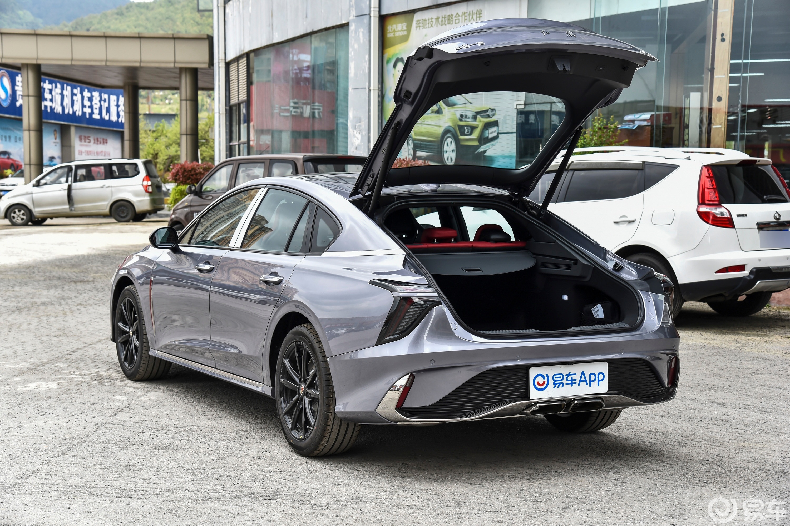 【红旗H62.0T 致尚版后备厢开启45度侧拍图片-汽车图片大全】-易车