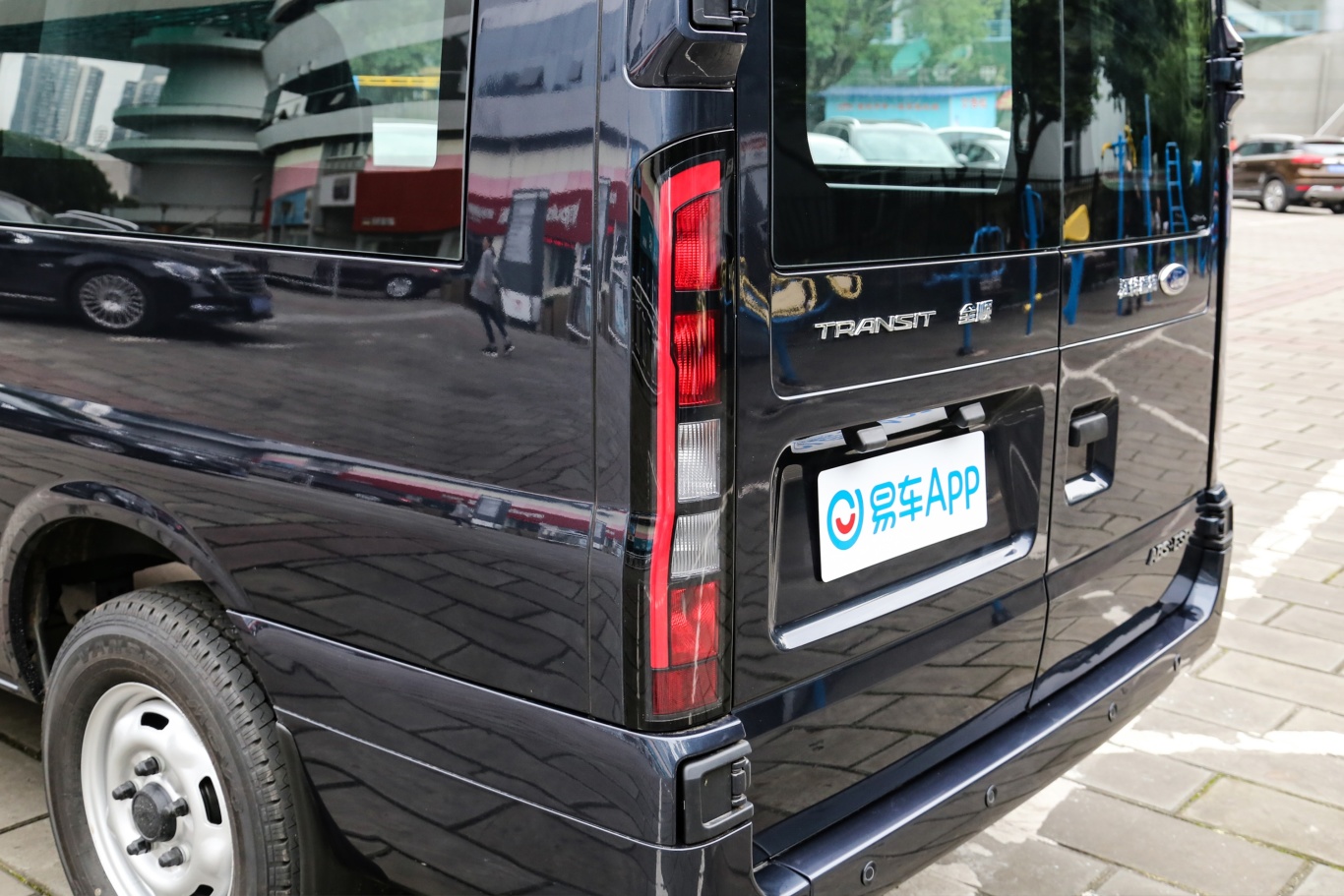 【新世代全顺Pro 2.2T AMT中轴高顶物流车 7座尾灯侧45度俯拍图片-汽车图片大全】-易车