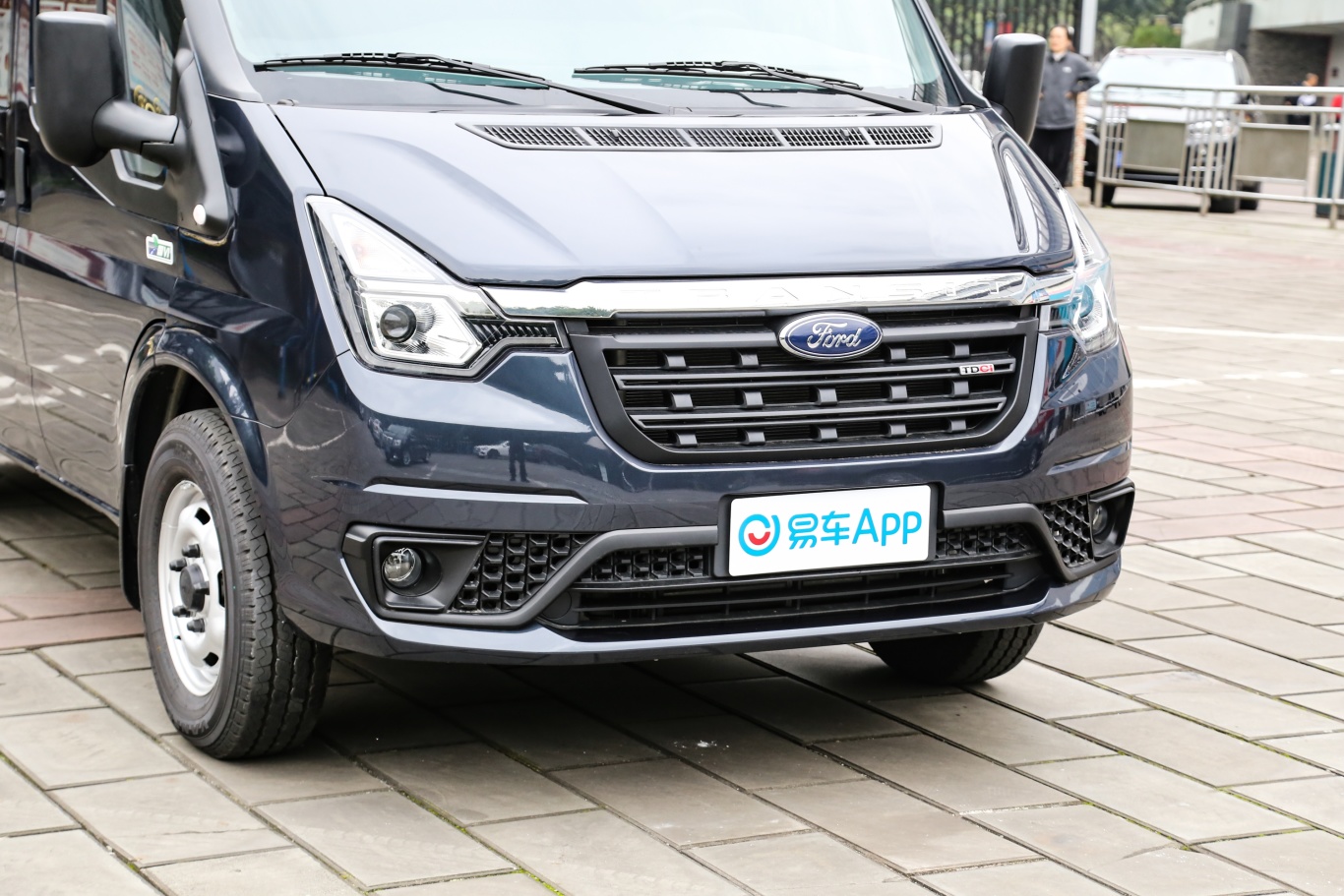 【新世代全顺Pro 2.2T AMT中轴高顶物流车 7座前格栅侧俯拍图片-汽车图片大全】-易车