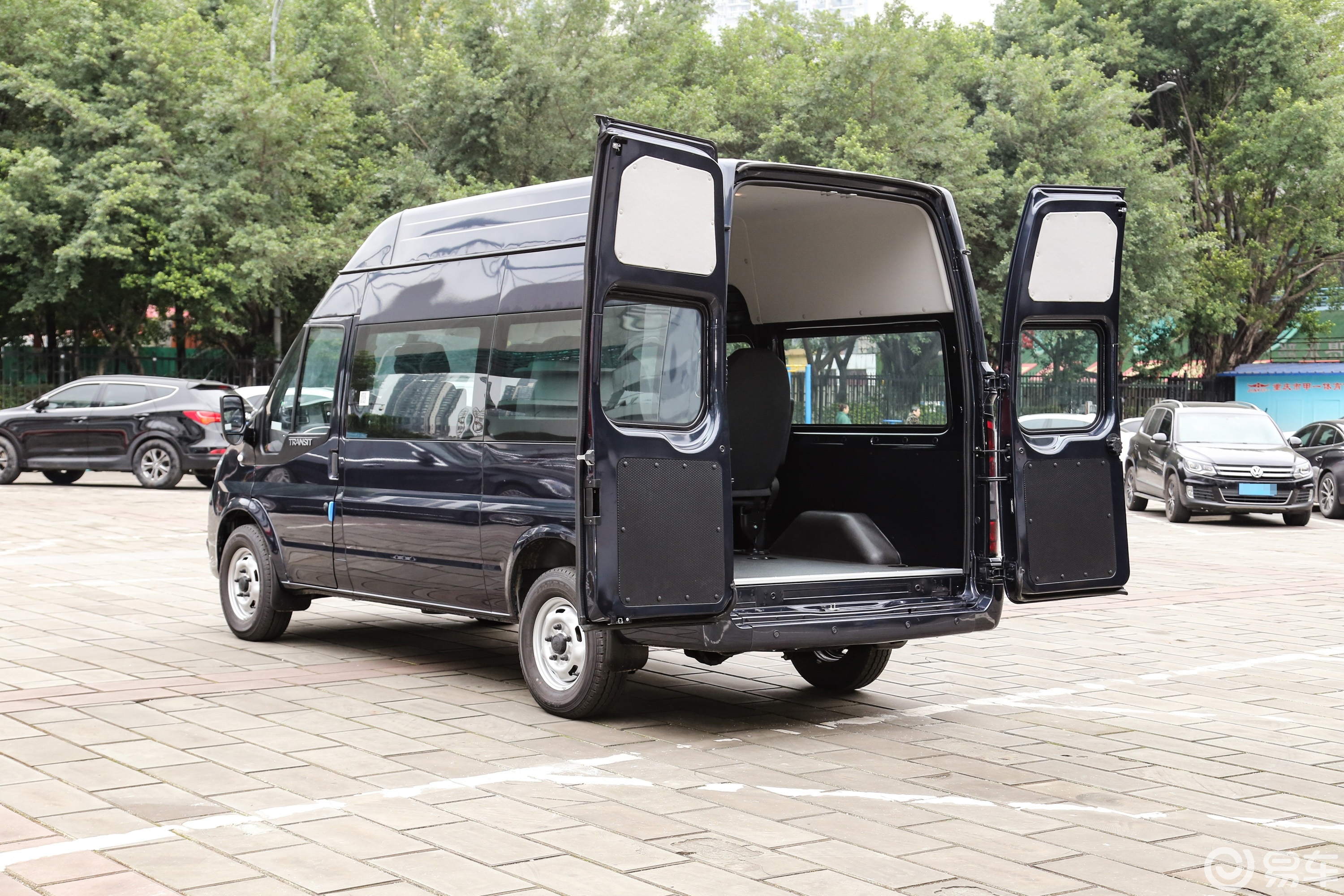 【新世代全顺Pro 2.2T AMT中轴高顶物流车 7座后备厢开启45度侧拍图片-汽车图片大全】-易车