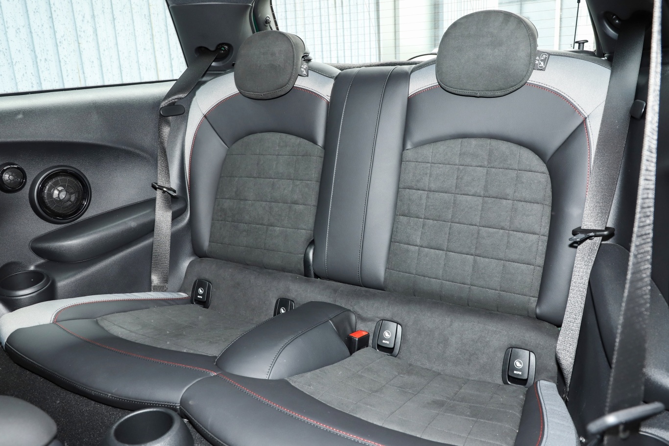 【MINI JCW2.0T JOHN COOPER WORKS ALL-IN ULTIMATE终极版后排座椅图片-汽车图片大全】-易车