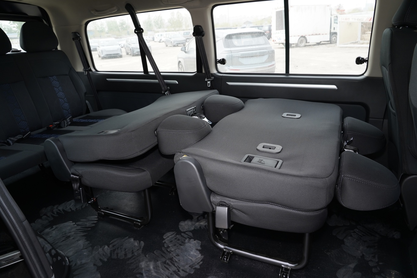 【菱智M5L 1.6L 舒适型 9座后排空间图片-汽车图片大全】-易车