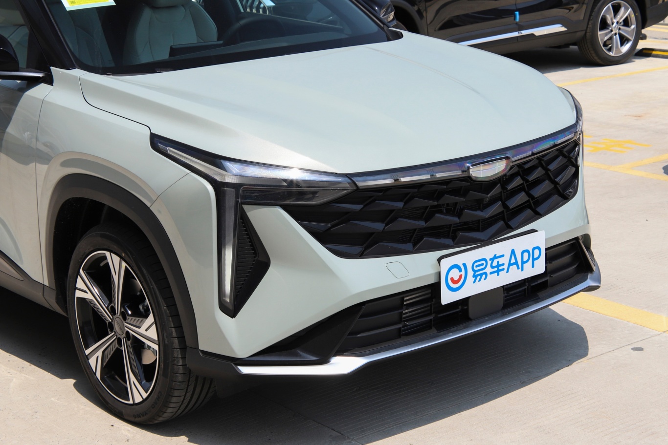 【博越博越COOL 1.5T 智尊型前格栅侧俯拍图片-汽车图片大全】-易车