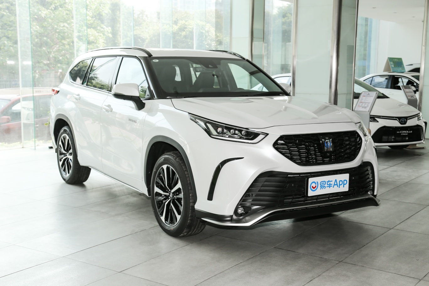 【皇冠陆放HEV 2.5L 四驱尊贵版 7座侧前45度车头向右水平图片-汽车图片大全】-易车