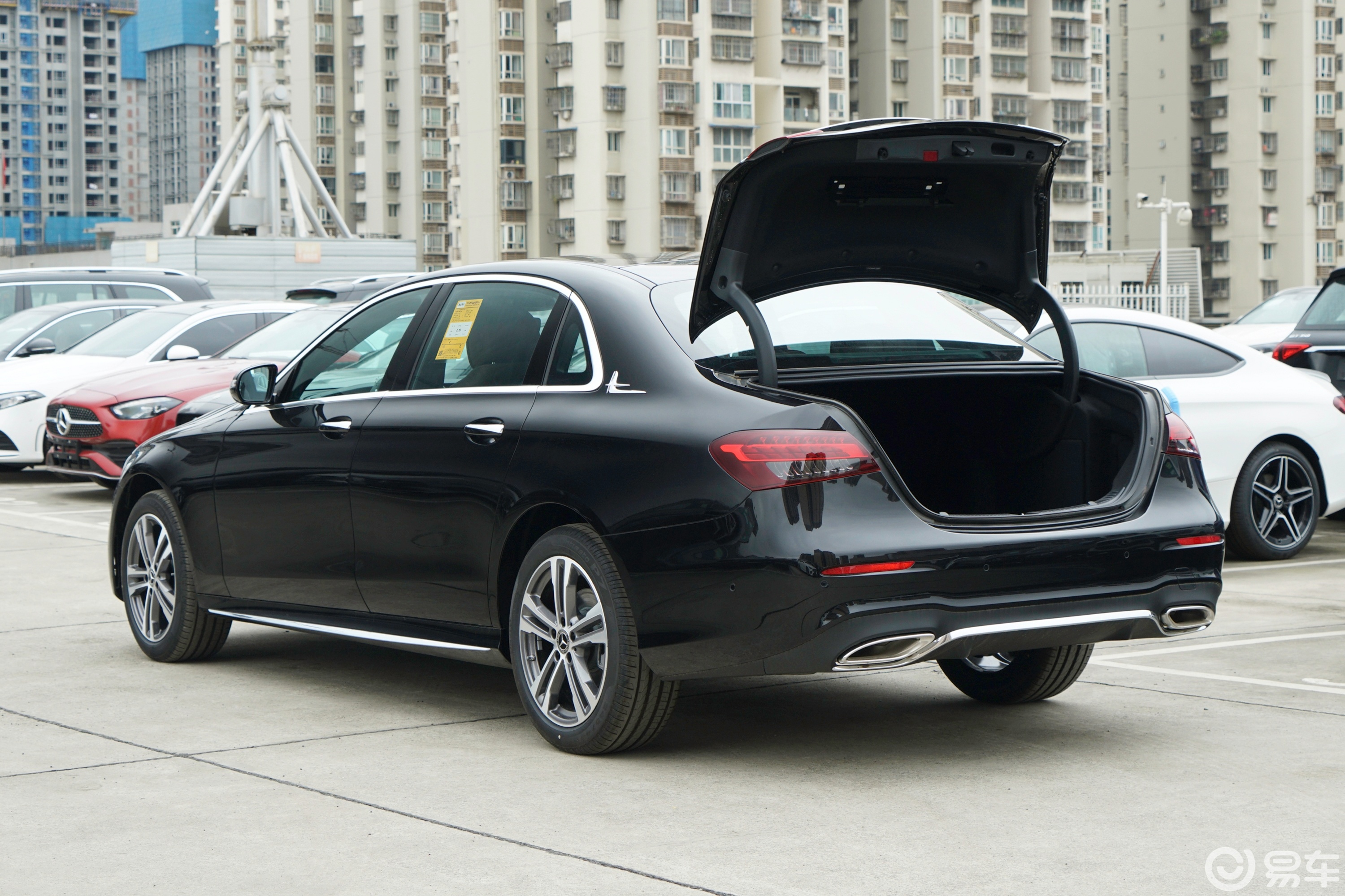 【奔驰E级改款 E 260 L 运动型 4MATIC后备厢开启45度侧拍图片-汽车图片大全】-易车