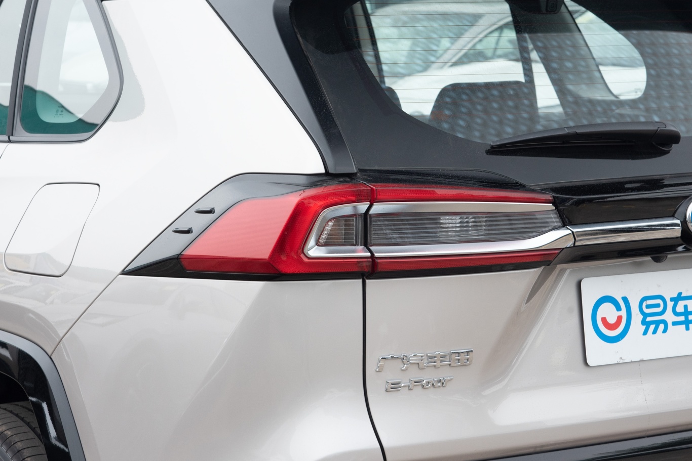 【威兰达 插电混动高性能版 2.5L 73km 四驱激擎版尾灯侧45度俯拍图片-汽车图片大全】-易车