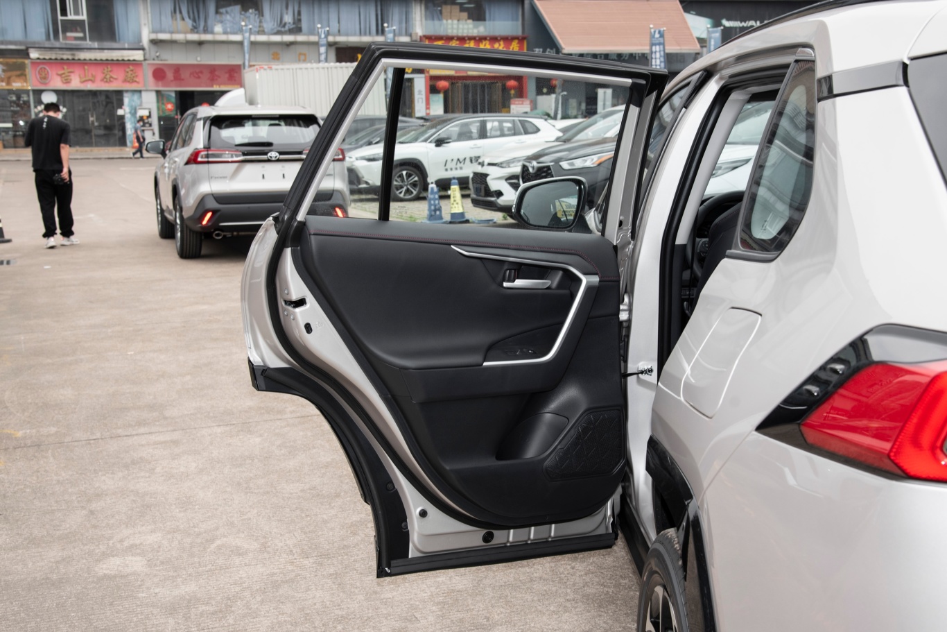 【威兰达 插电混动高性能版 2.5L 73km 四驱激擎版驾驶员侧后车门图片-汽车图片大全】-易车