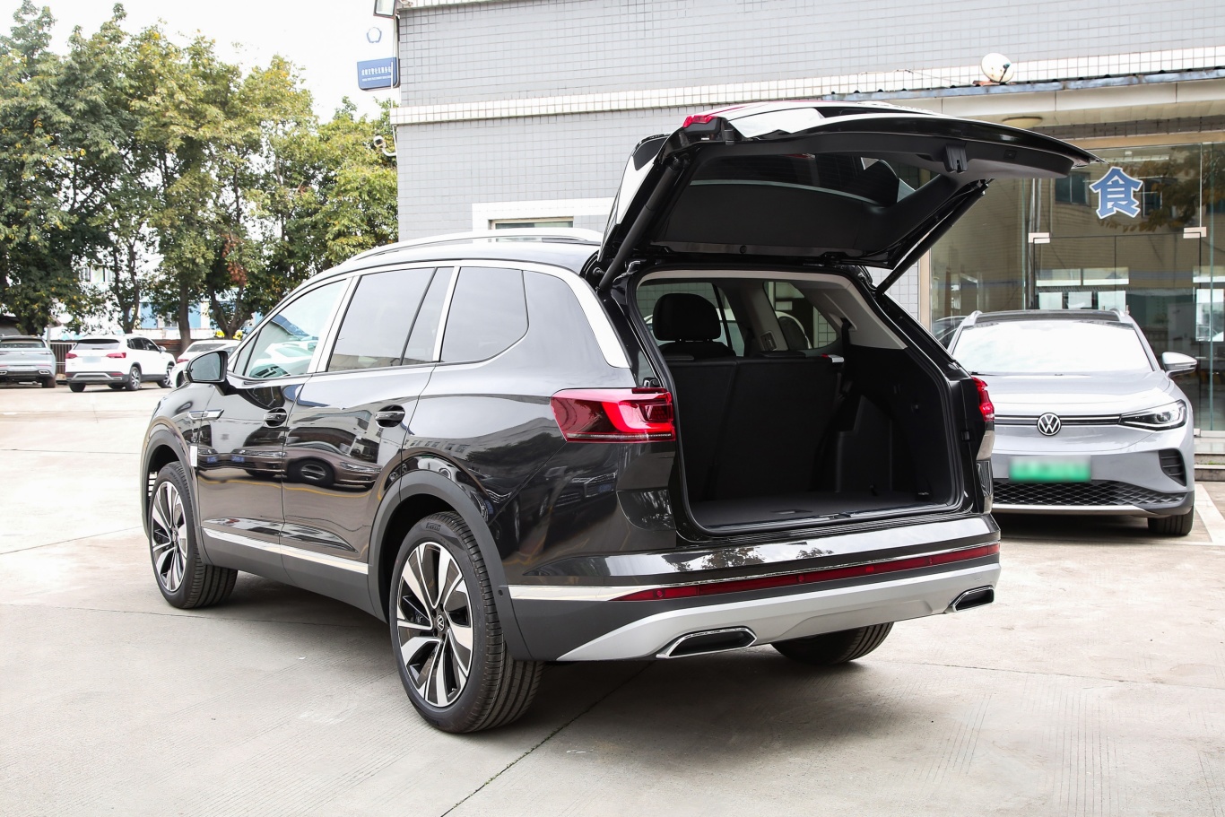 【揽境380TSI 四驱豪华佳境版Pro后备厢开启45度侧拍图片-汽车图片大全】-易车