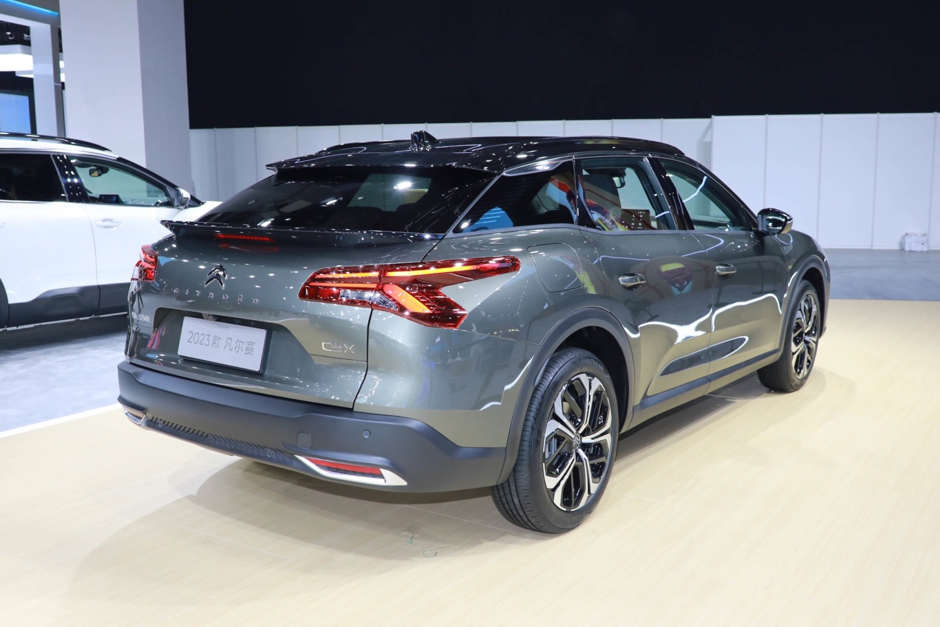 【凡尔赛C5 X1.6T 领不凡图片-汽车图片大全】-易车