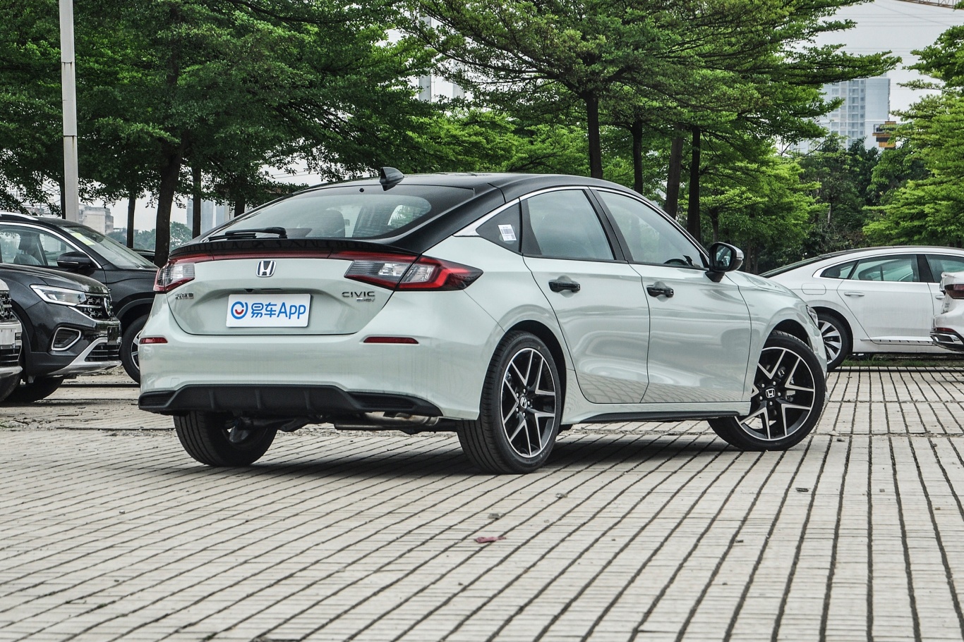 【思域HATCHBACK e:HEV 2.0L E-CVT极控版侧后45度车头向右水平图片-汽车图片大全】-易车