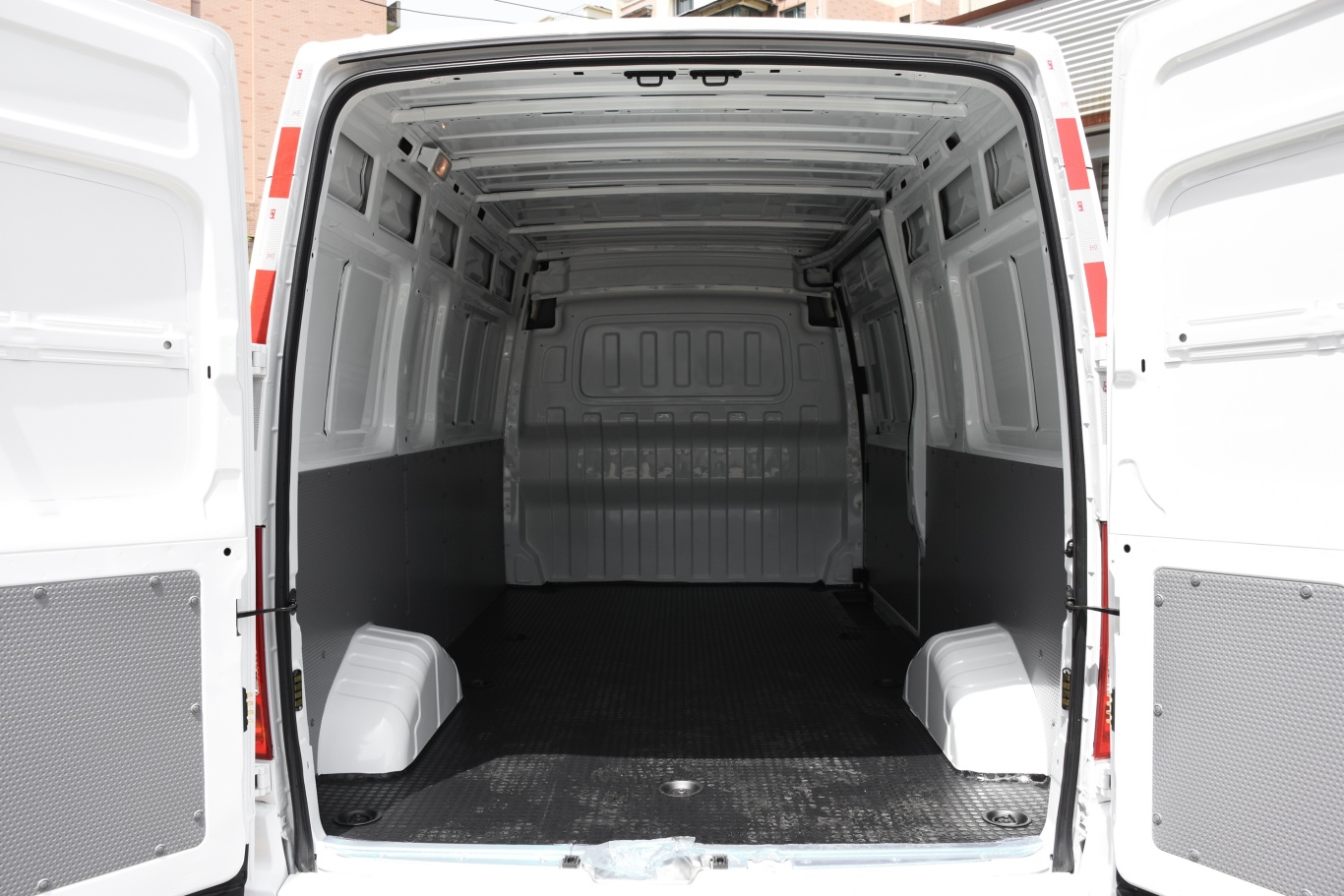 【新途V80城配王 2.0T AMT长轴中顶 3座空间图片-汽车图片大全】-易车