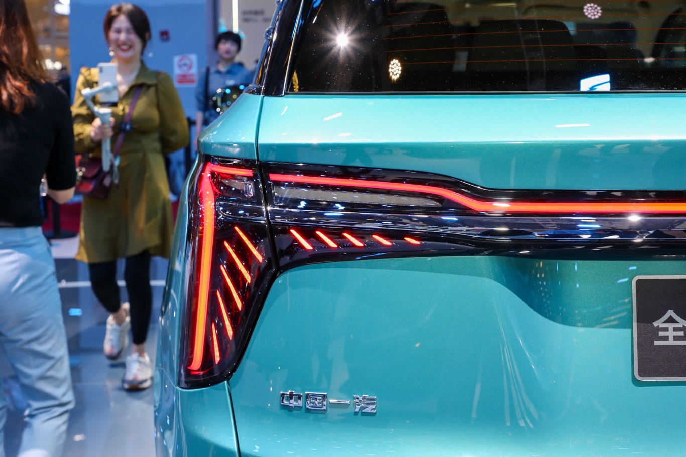 【红旗HS72.0T 四驱旗领版 6座外观图片-汽车图片大全】-易车