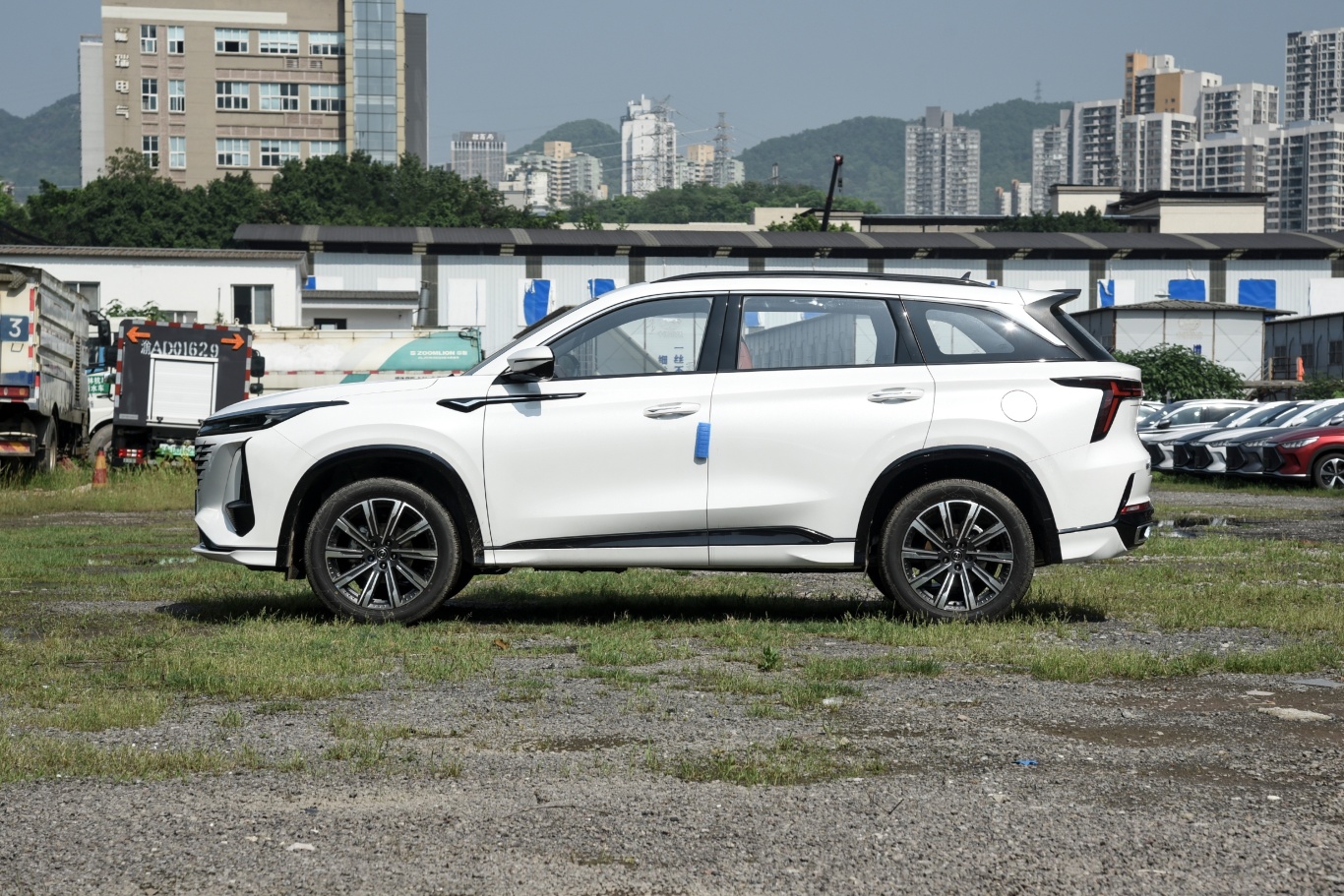 【长安cs75plus第三代 1 5t 尊贵型正侧车头向左水平图片 汽车图片大全】 易车