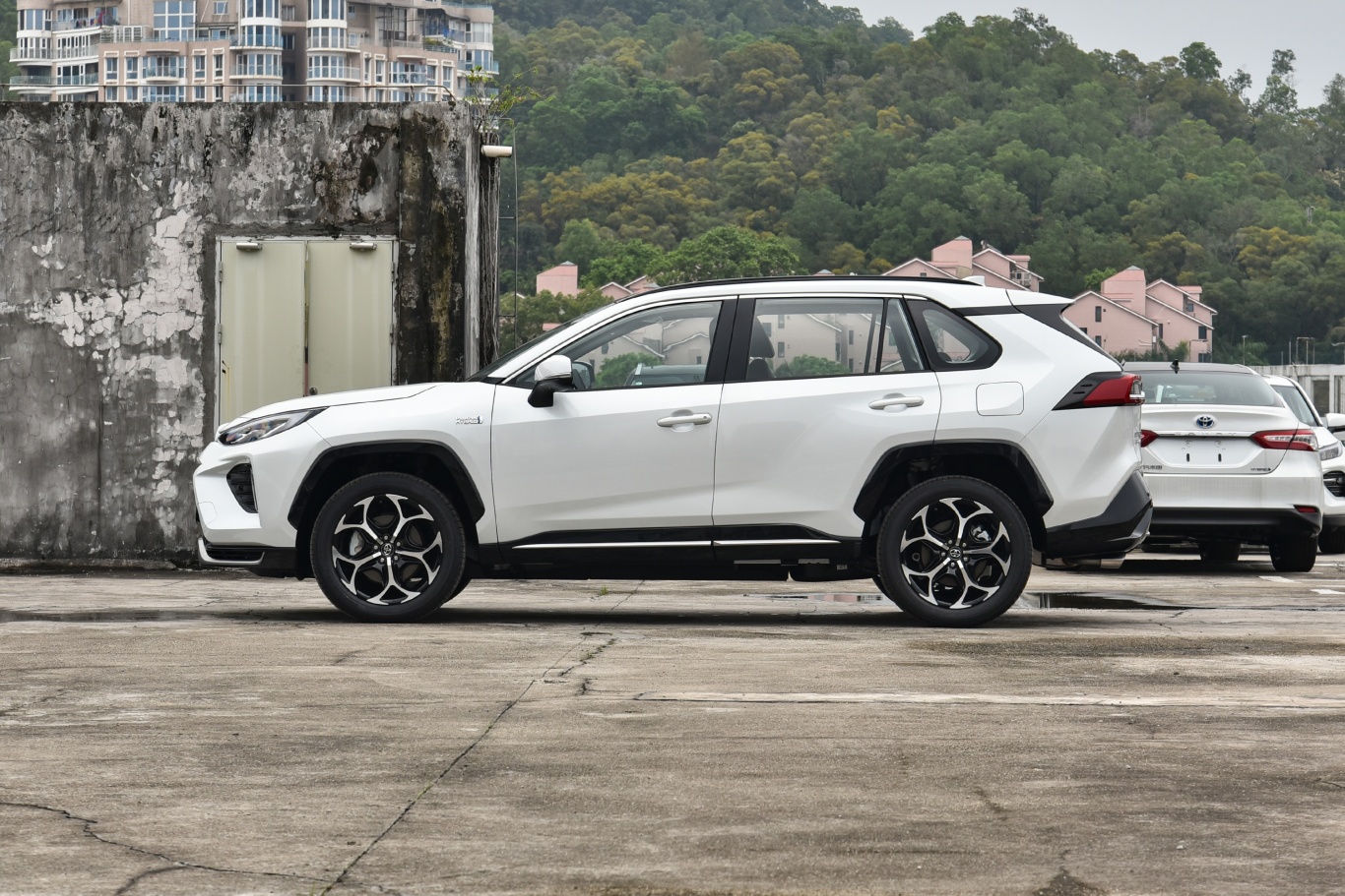 【威兰达 插电混动高性能版 2.5L 73km 四驱激擎版正侧车头向左水平图片-汽车图片大全】-易车