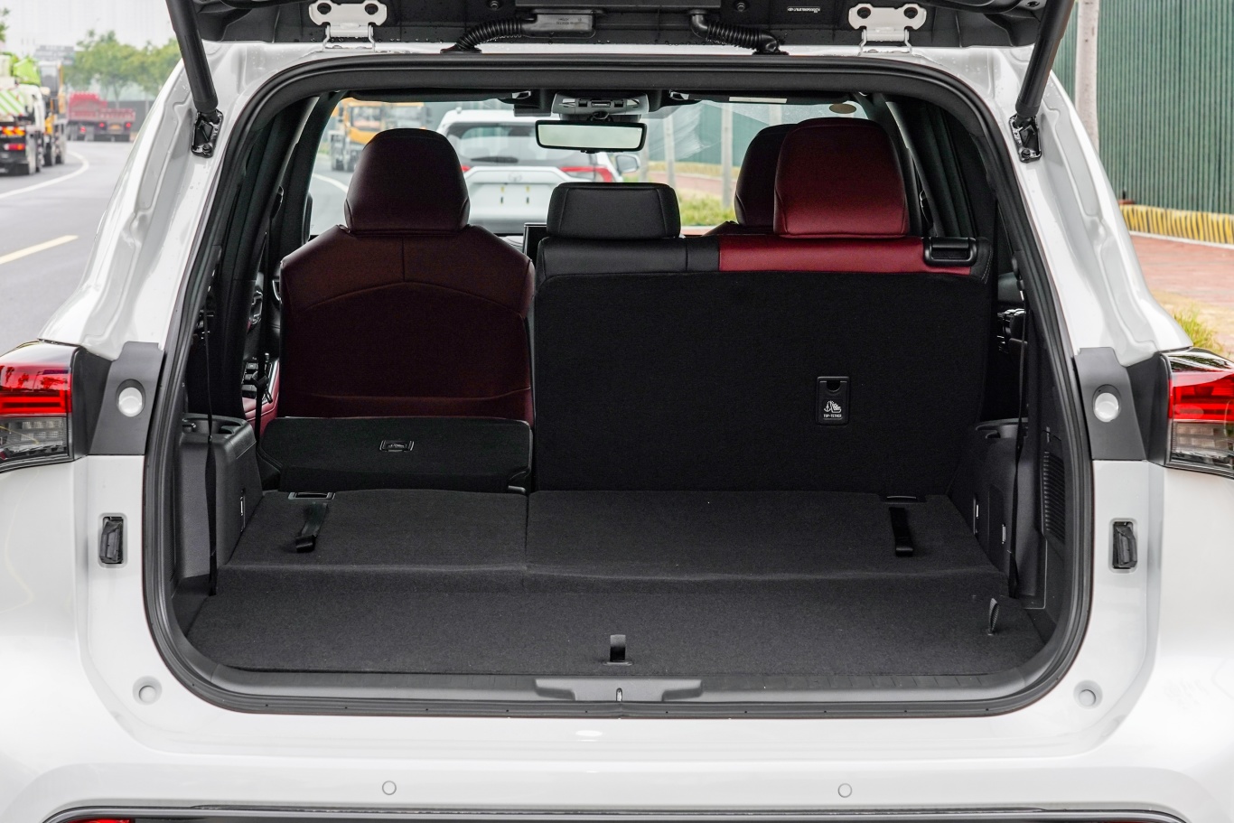 【皇冠陆放HEV 2.5L 四驱旗舰版 7座后备厢图片-汽车图片大全】-易车