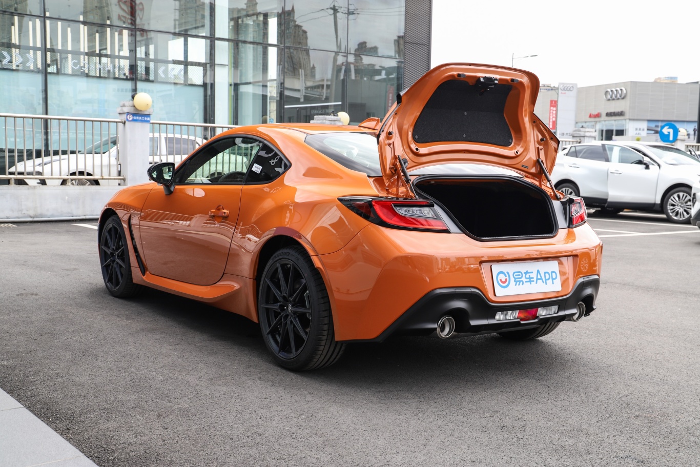 【丰田86GR 86 2.4L 十周年纪念版后备厢开启45度侧拍图片-汽车图片大全】-易车