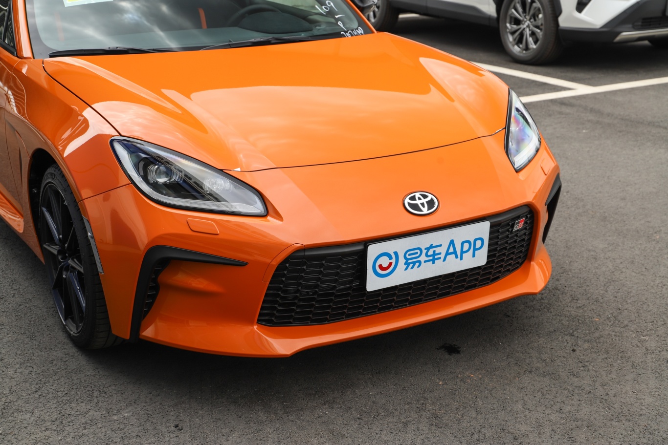 【丰田86GR 86 2.4L 十周年纪念版前格栅侧俯拍图片-汽车图片大全】-易车