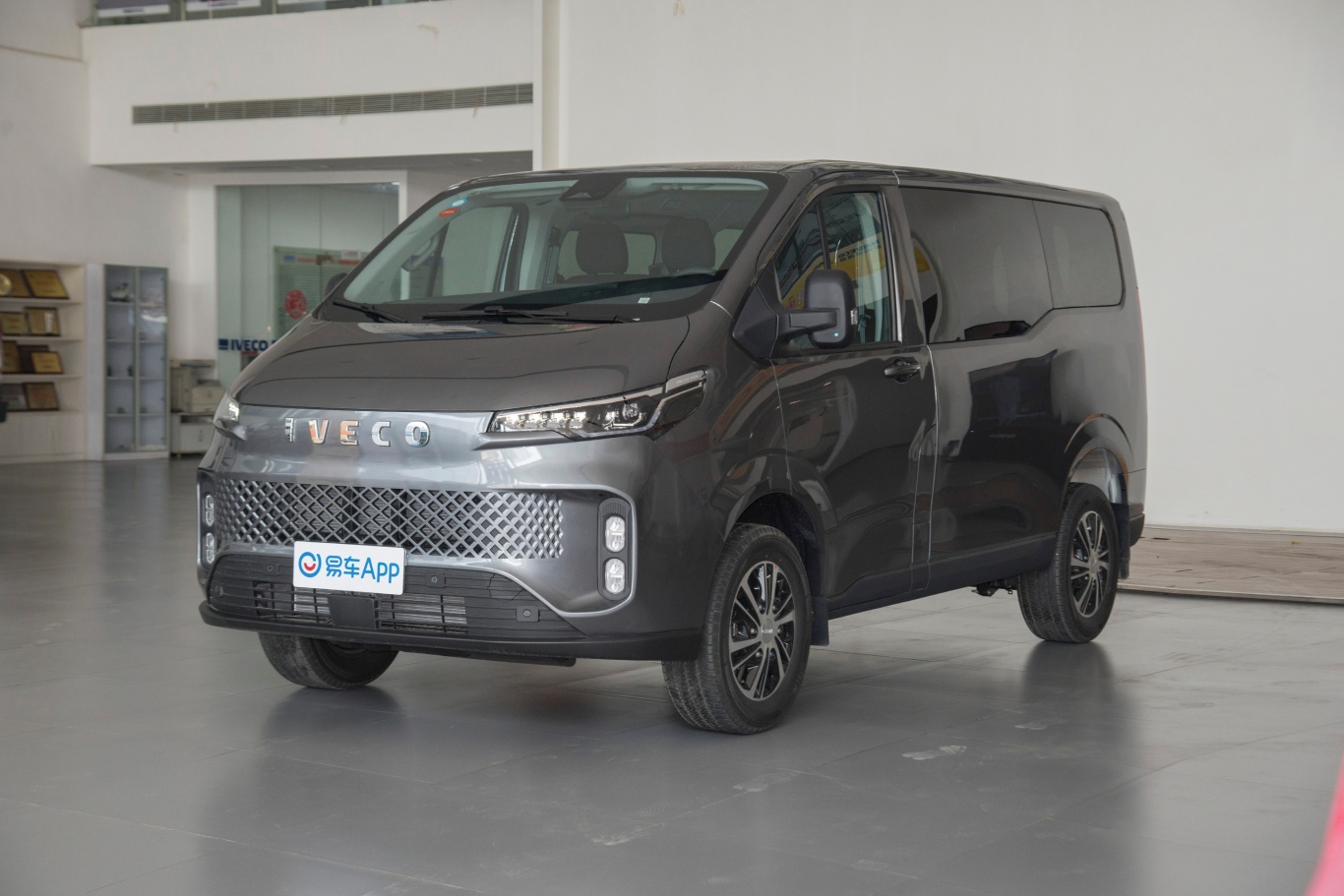 【依维柯聚星2.0T 短轴低顶单胎客货车 93kW 5-9座侧前45度车头向左水平图片-汽车图片大全】-易车