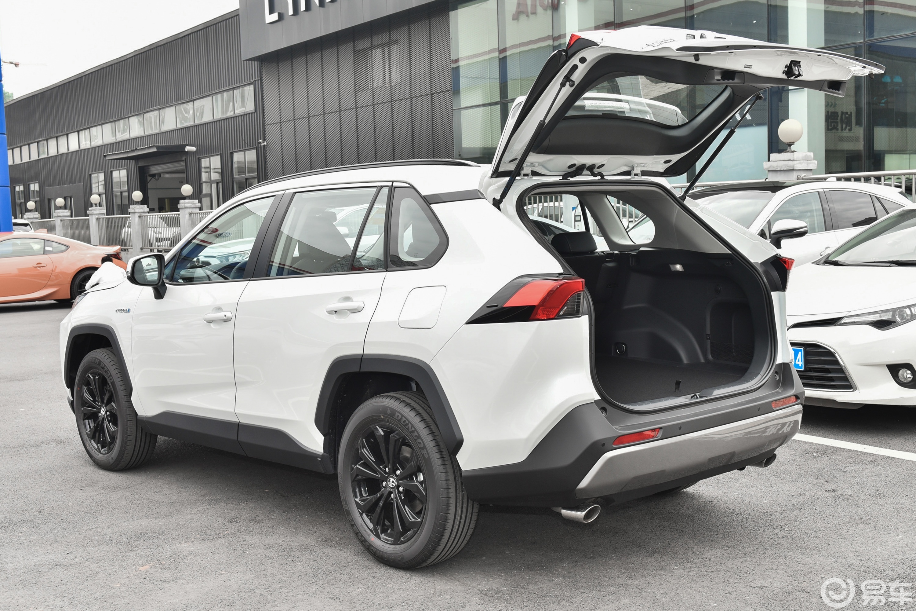 【RAV4荣放双擎 2.5L 四驱精英PLUS版后备厢开启45度侧拍图片-汽车图片大全】-易车