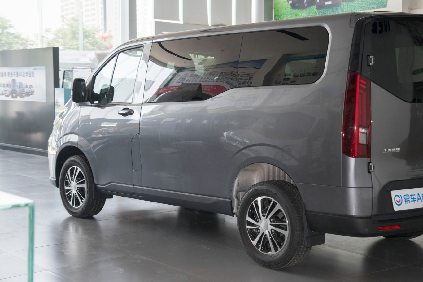 【依维柯聚星2.0T 短轴低顶单胎客货车 93kW 5-9座外观细节图片-汽车图片大全】-易车