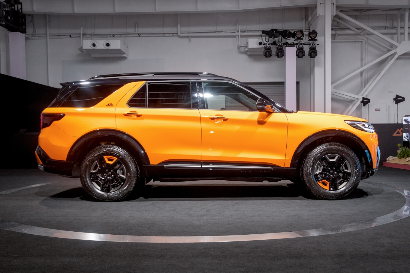 【探险者EcoBoost 285 四驱昆仑巅峰版 7座正侧车头向右水平图片-汽车图片大全】-易车