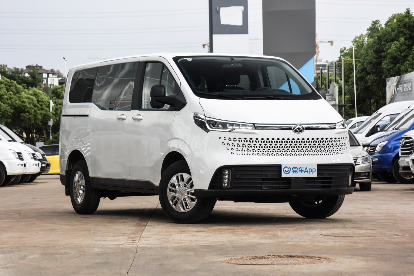 【新途V702.0T 手动长轴低顶精英版93kW 6/7座侧前45度车头向右水平图片-汽车图片大全】-易车