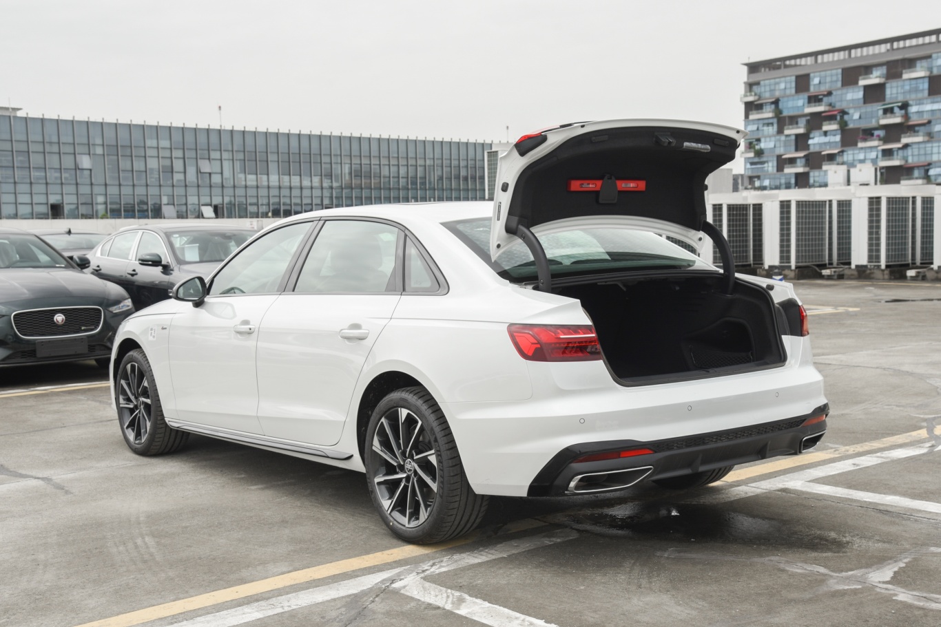 【奥迪A4L40 TFSI 豪华动感型后备厢开启45度侧拍图片-汽车图片大全】-易车