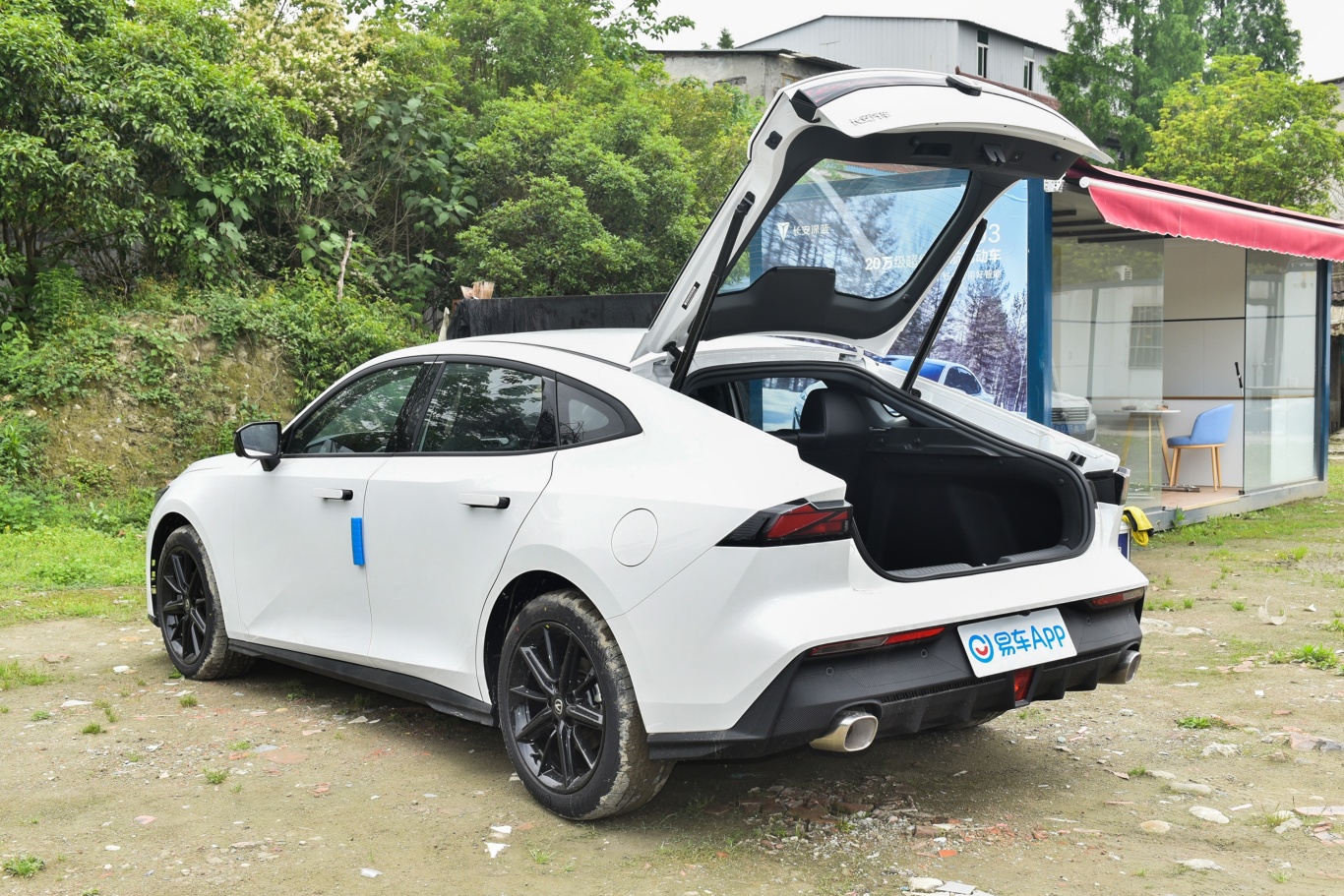 【长安UNI-V1.5T 尊享型后备厢开启45度侧拍图片-汽车图片大全】-易车