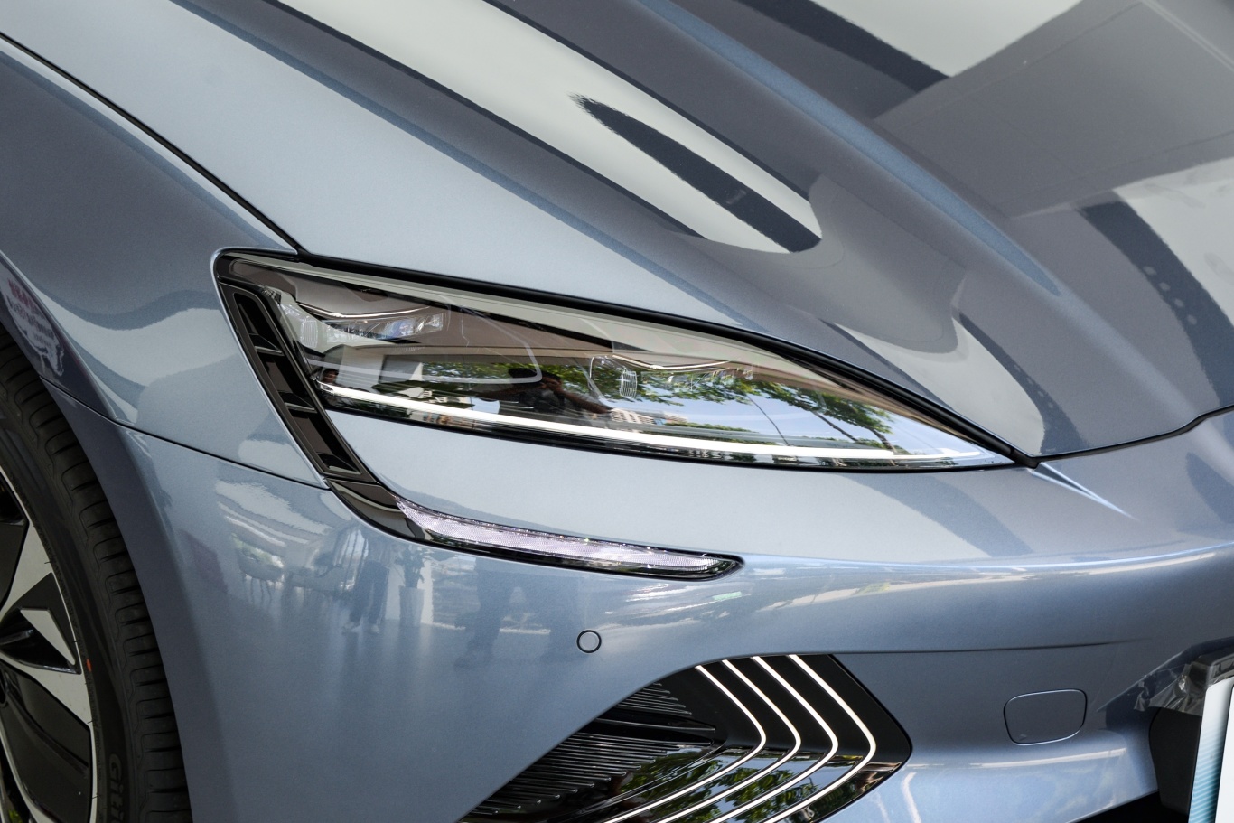 【海豹冠军版 EV 550km 后驱尊贵型大灯侧45度俯拍图片-汽车图片大全】-易车