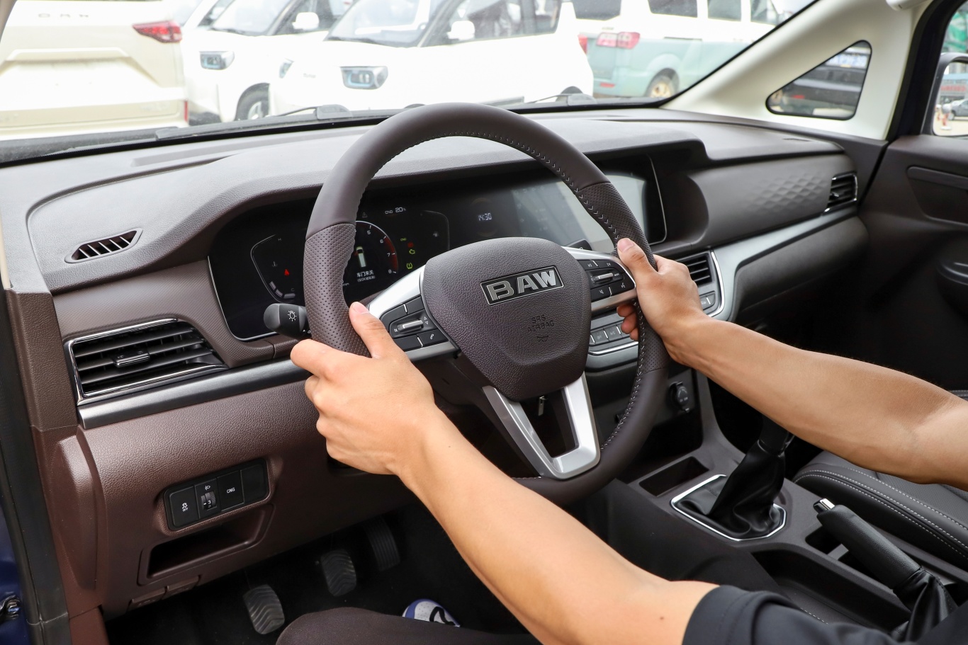 【锐胜王牌M72.0L 手动长轴豪华营运版 9座 CNG主驾驶位图片-汽车图片大全】-易车