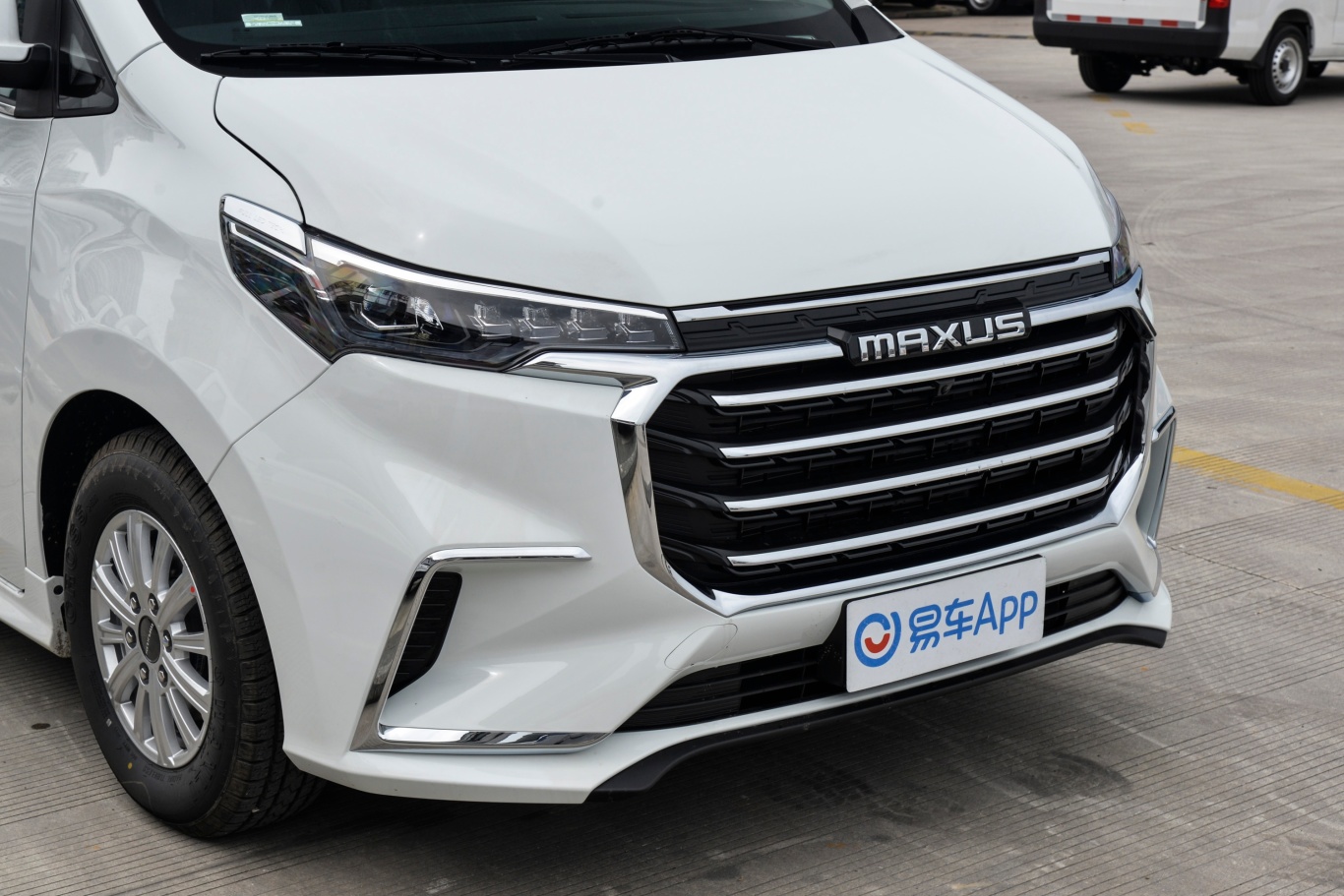 【大通G20改款 ES 2.0T 手动超值版 9座 柴油前格栅侧俯拍图片-汽车图片大全】-易车