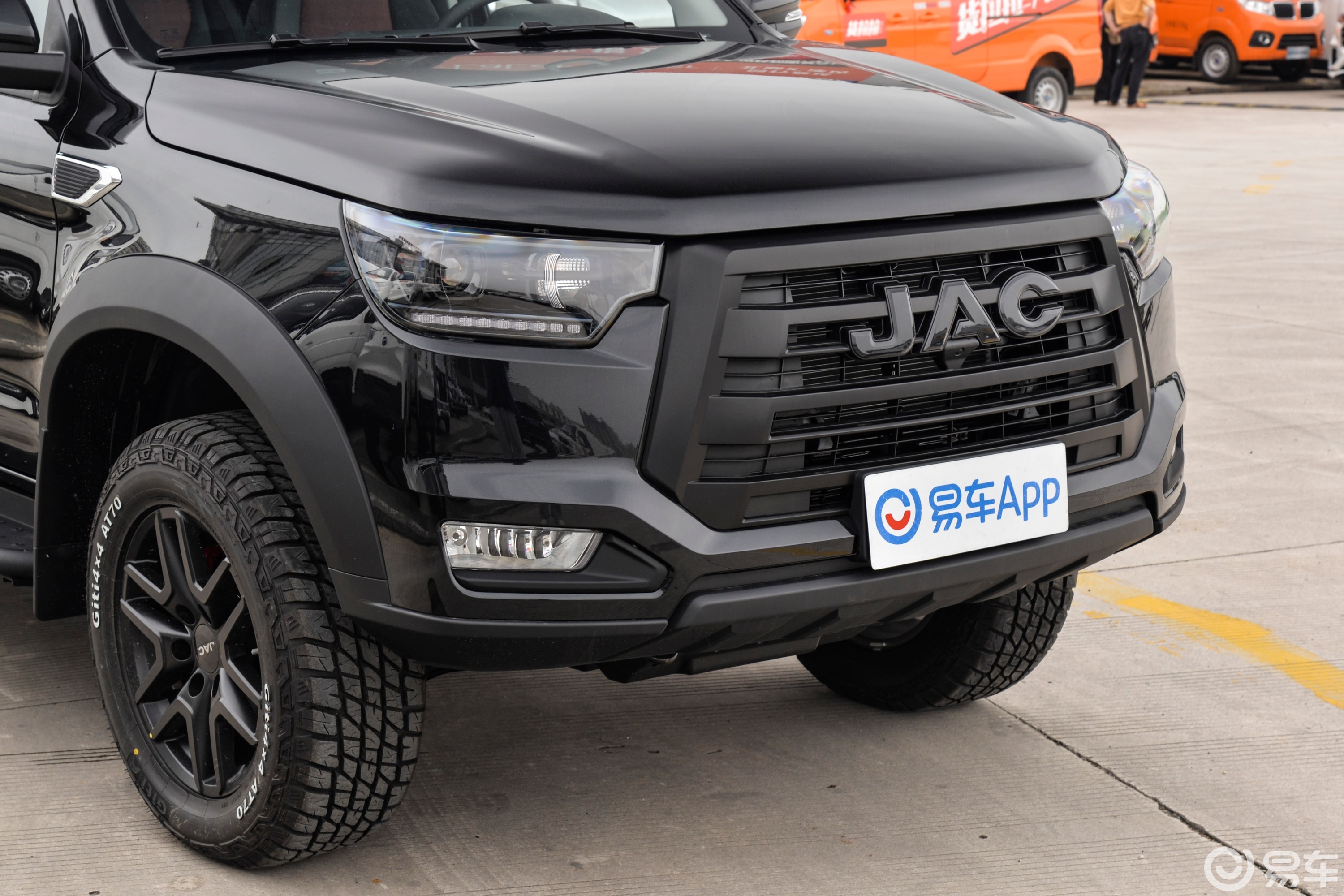 【江淮T8PRO 2.0T 手动四驱大双黑曜版 柴油前格栅侧俯拍图片-汽车图片大全】-易车