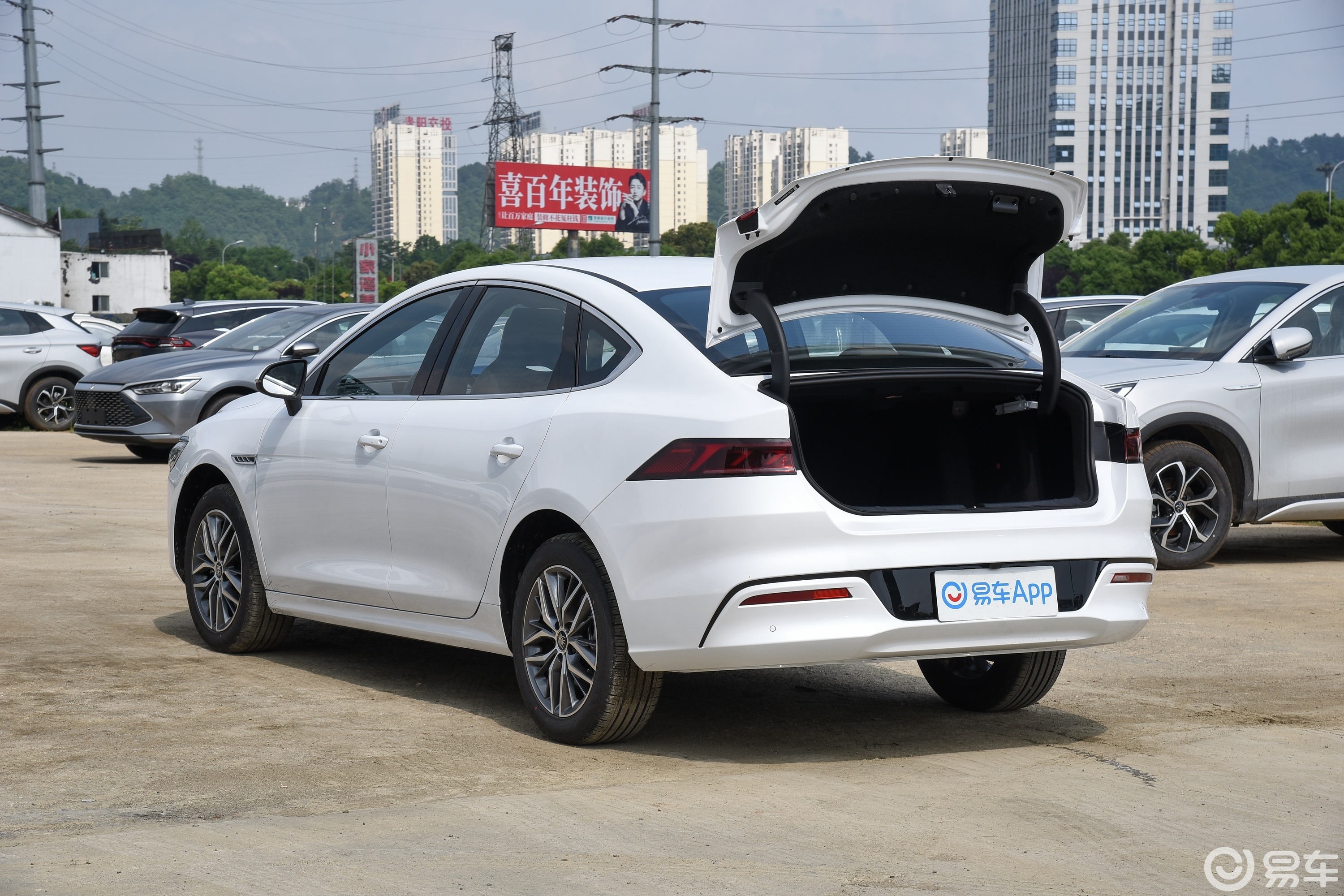 【秦PLUS新能源EV 冠军版 420km 领先型后备厢开启45度侧拍图片-汽车图片大全】-易车