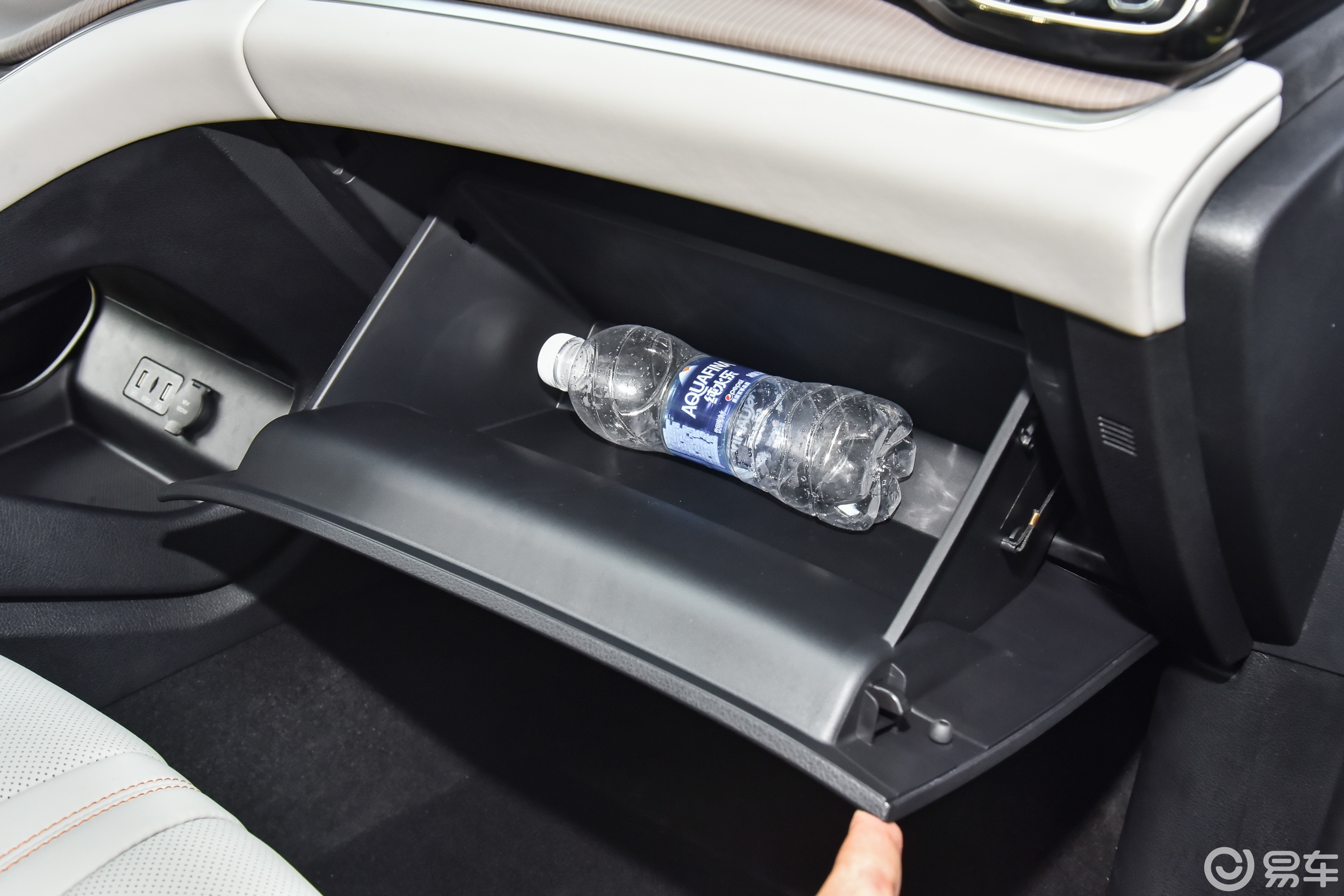 【宋Pro新能源DM-i 冠军版 1.5L 110km 卓越型手套箱空间水瓶横置图片-汽车图片大全】-易车