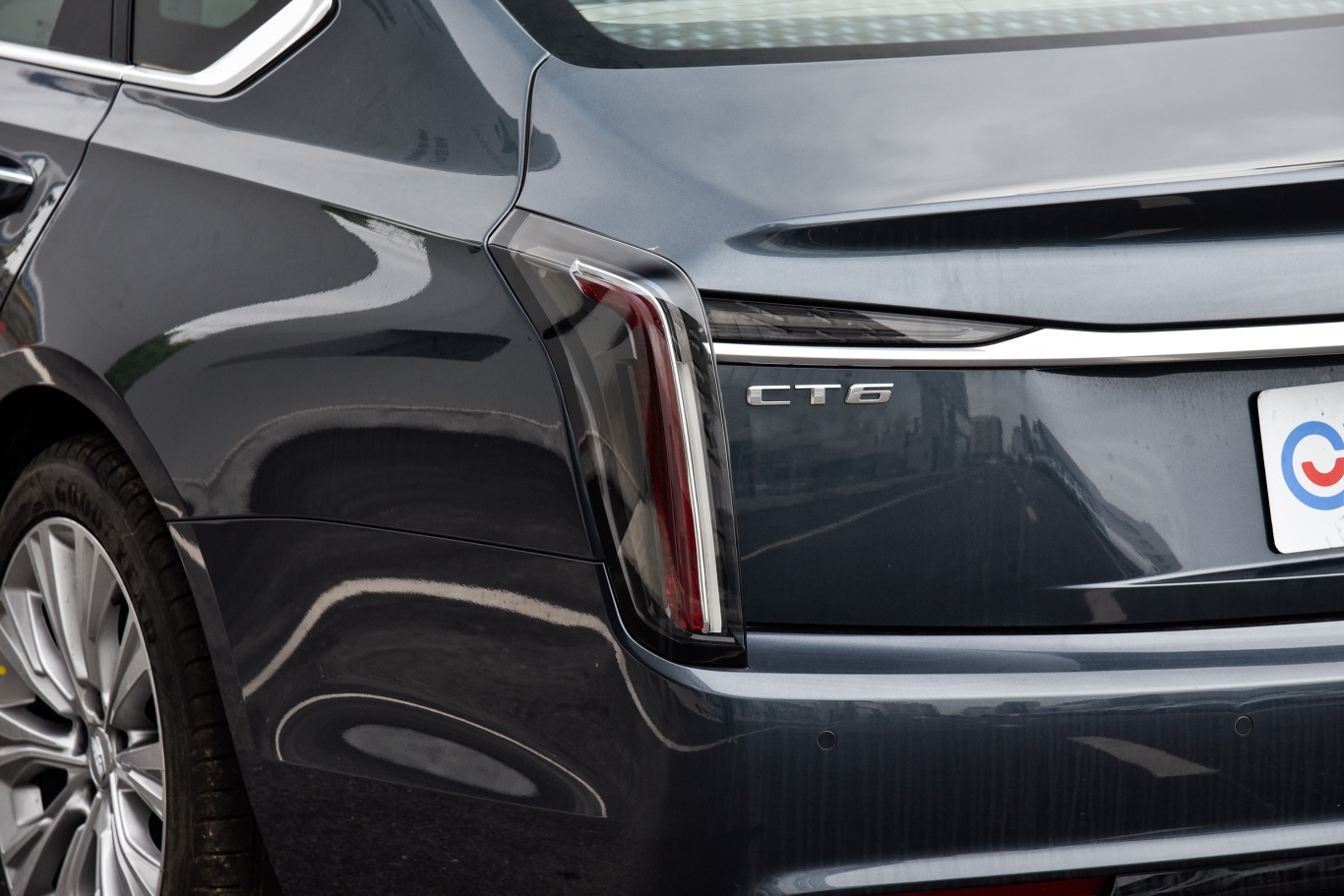 【凯迪拉克CT628T 豪华型尾灯侧45度俯拍图片-汽车图片大全】-易车