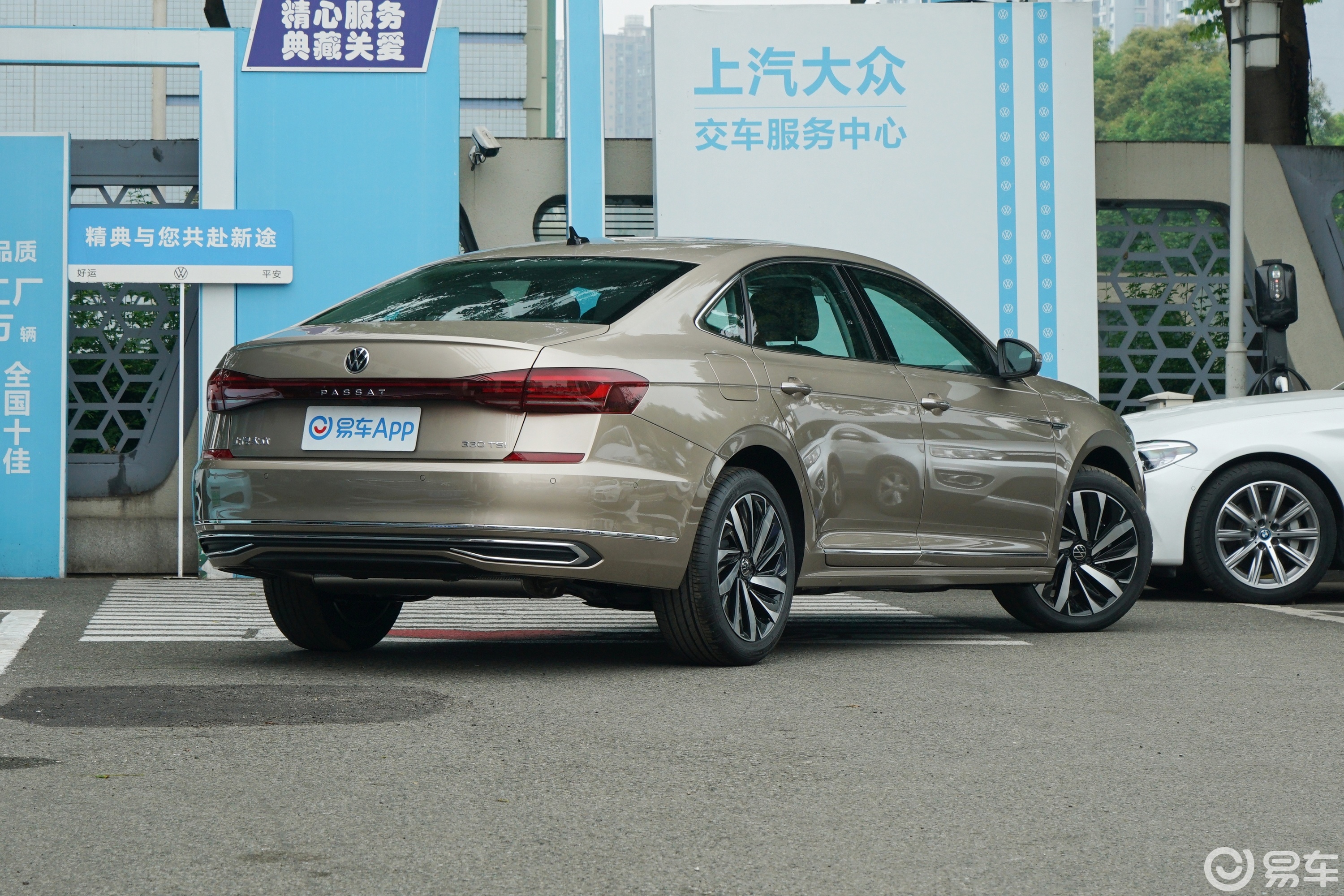 【帕萨特改款 330TSI 豪华版侧后45度车头向右水平图片-汽车图片大全】-易车