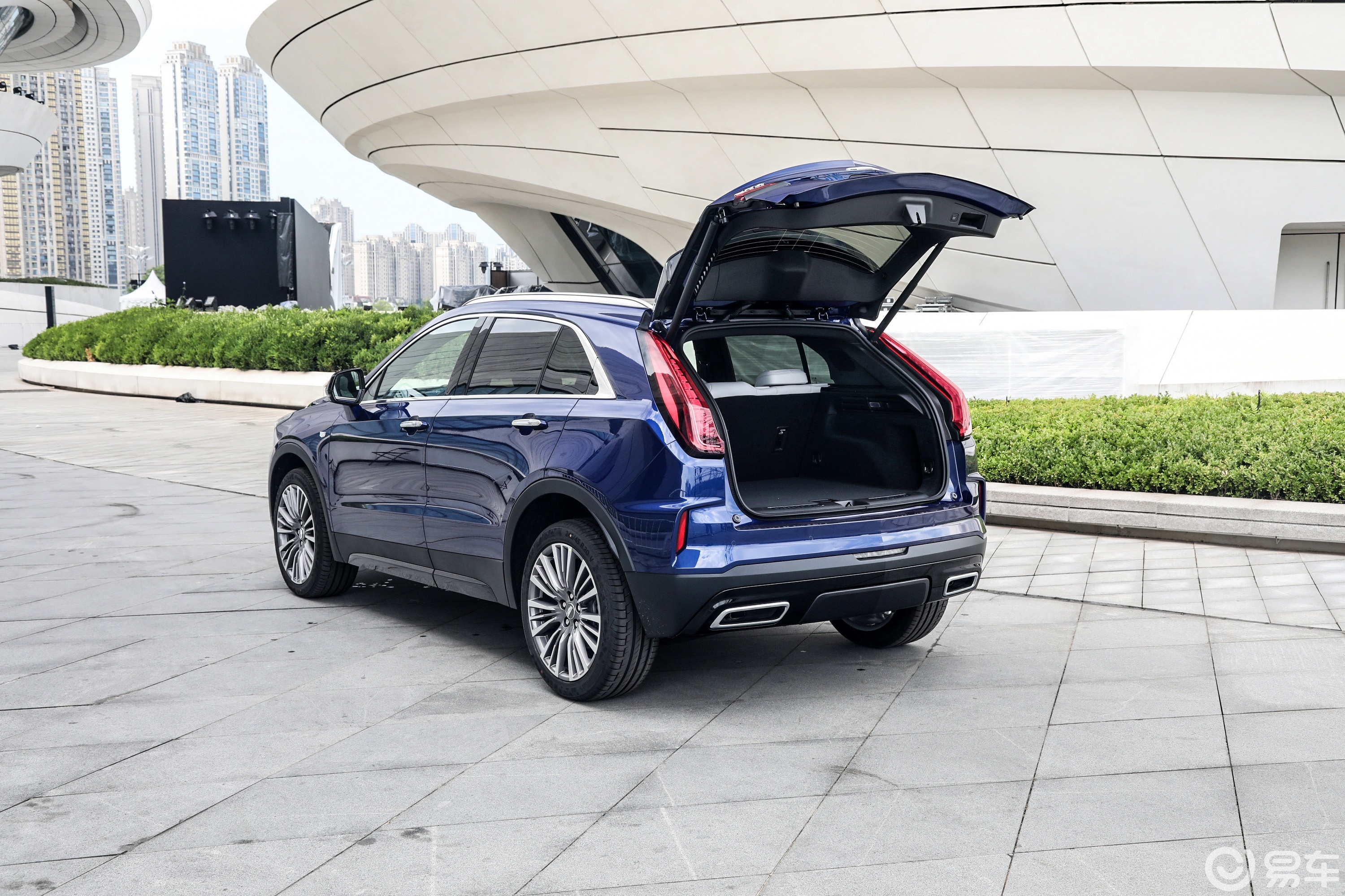 【凯迪拉克XT428T 两驱尊贵型后备厢开启45度侧拍图片-汽车图片大全】-易车