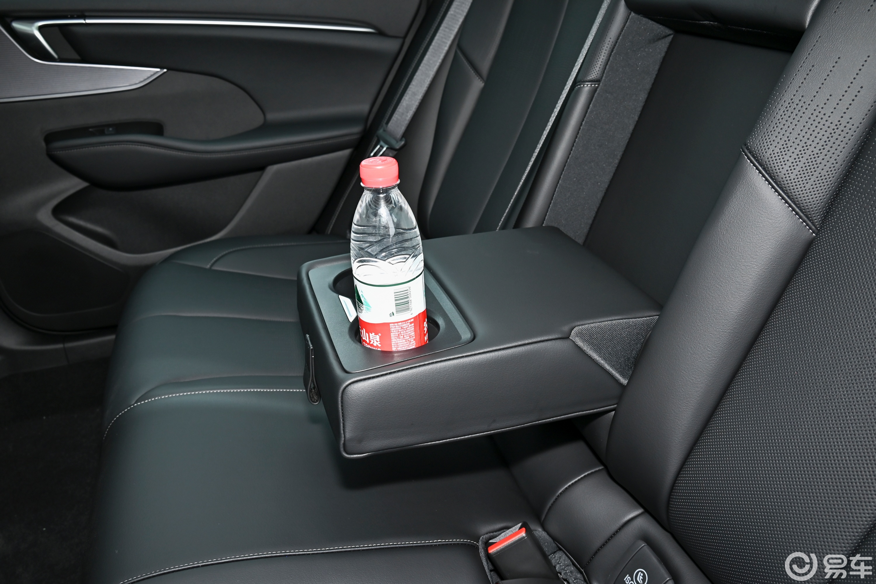 【君越28T 越享版后排杯架图片-汽车图片大全】-易车