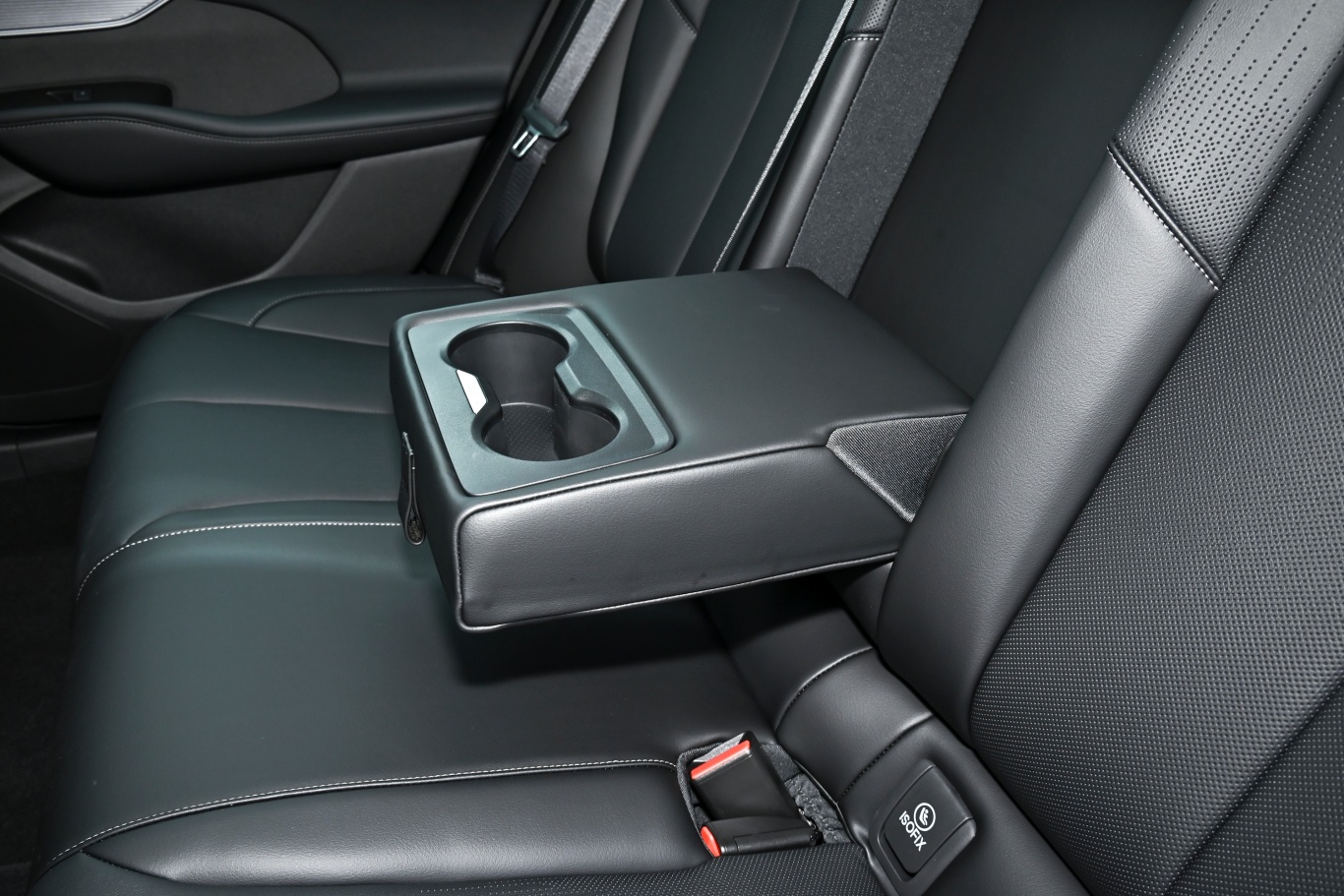 【君越28T 越享版后排(第二排)中央扶手图片-汽车图片大全】-易车