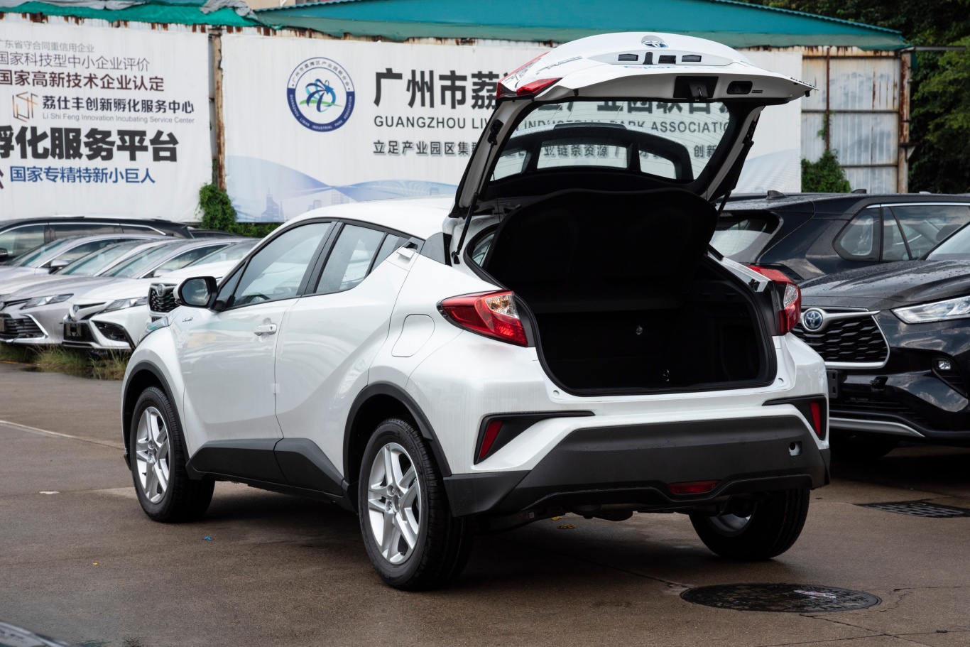 【丰田C-HR双擎 2.0L 舒适版后备厢开启45度侧拍图片-汽车图片大全】-易车