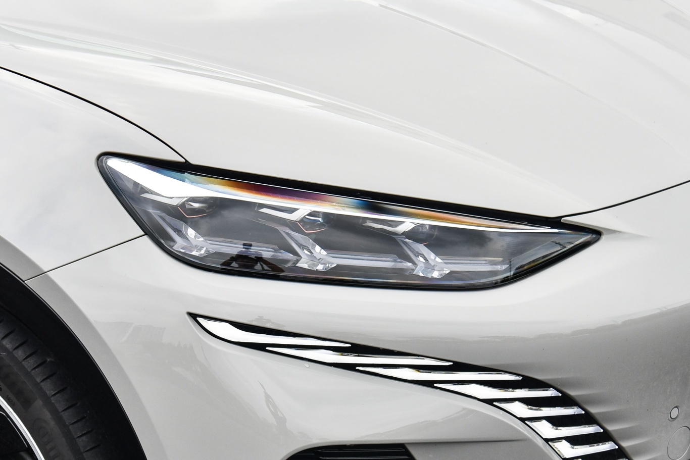 【腾势N7630km 四驱长续航性能Max版大灯侧45度俯拍图片-汽车图片大全】-易车