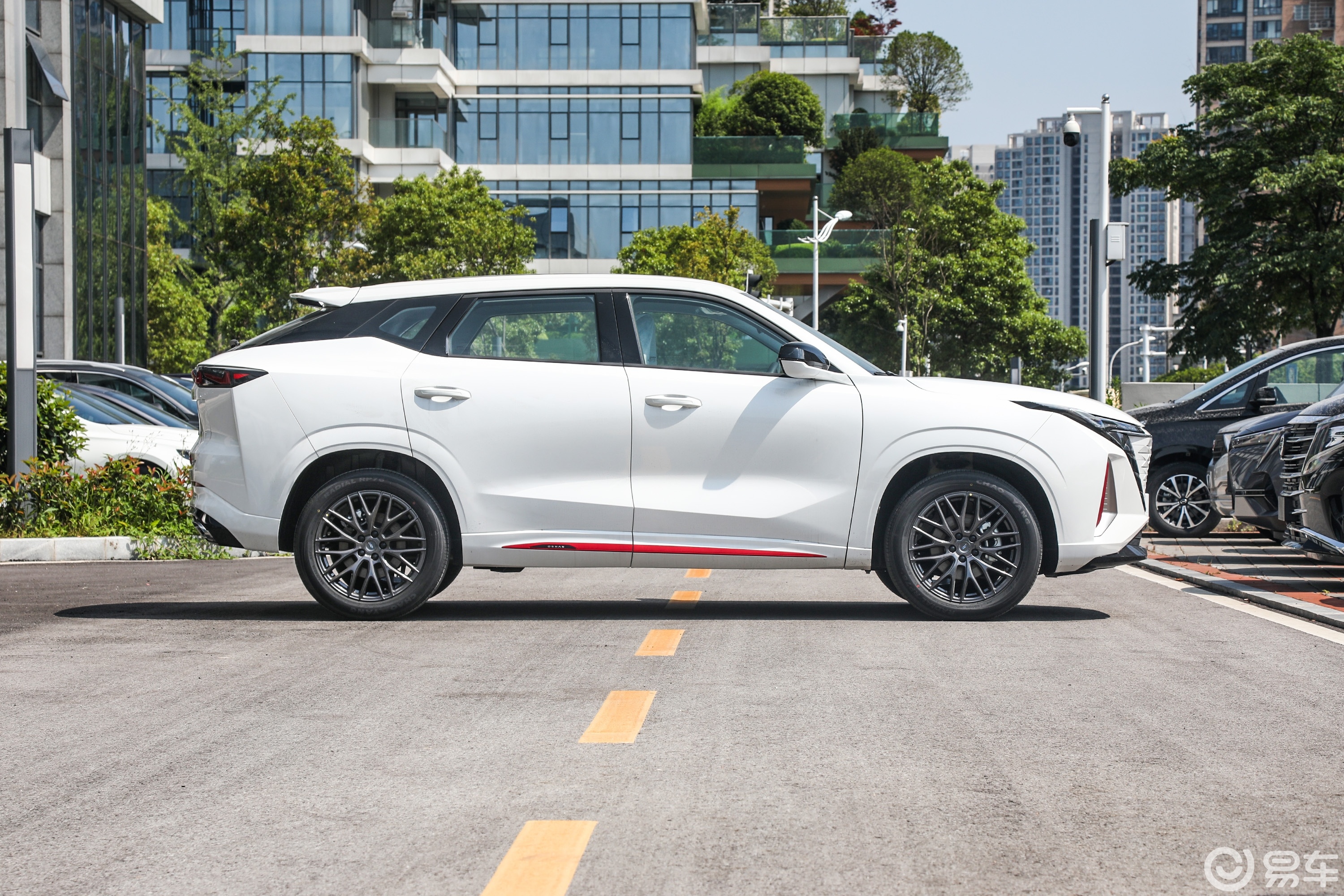 【长安欧尚Z61.5T 双离合智享型正侧车头向右水平图片-汽车图片大全】-易车